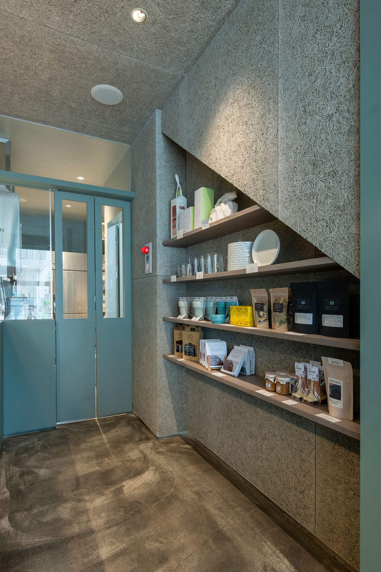 江頭真太 / PLANNING ESによる、福岡市の飲食店「ORTO CAFE」。街の中心から少し離れた木造二階のカフェ。同業他社との“差別化 ...