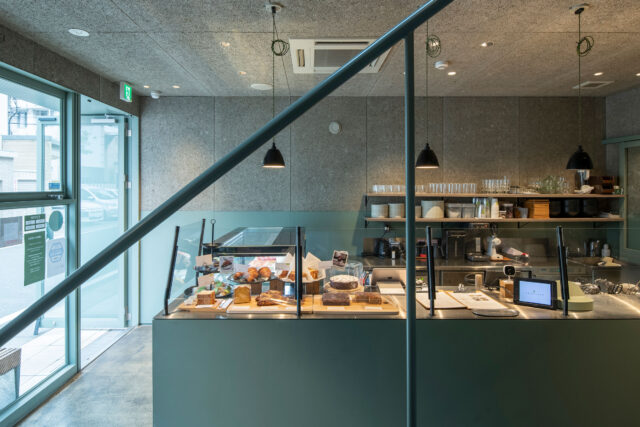 江頭真太 / PLANNING ESによる、福岡市の飲食店「ORTO CAFE」。街の中心から少し離れた木造二階のカフェ。同業他社との“差別化 ...