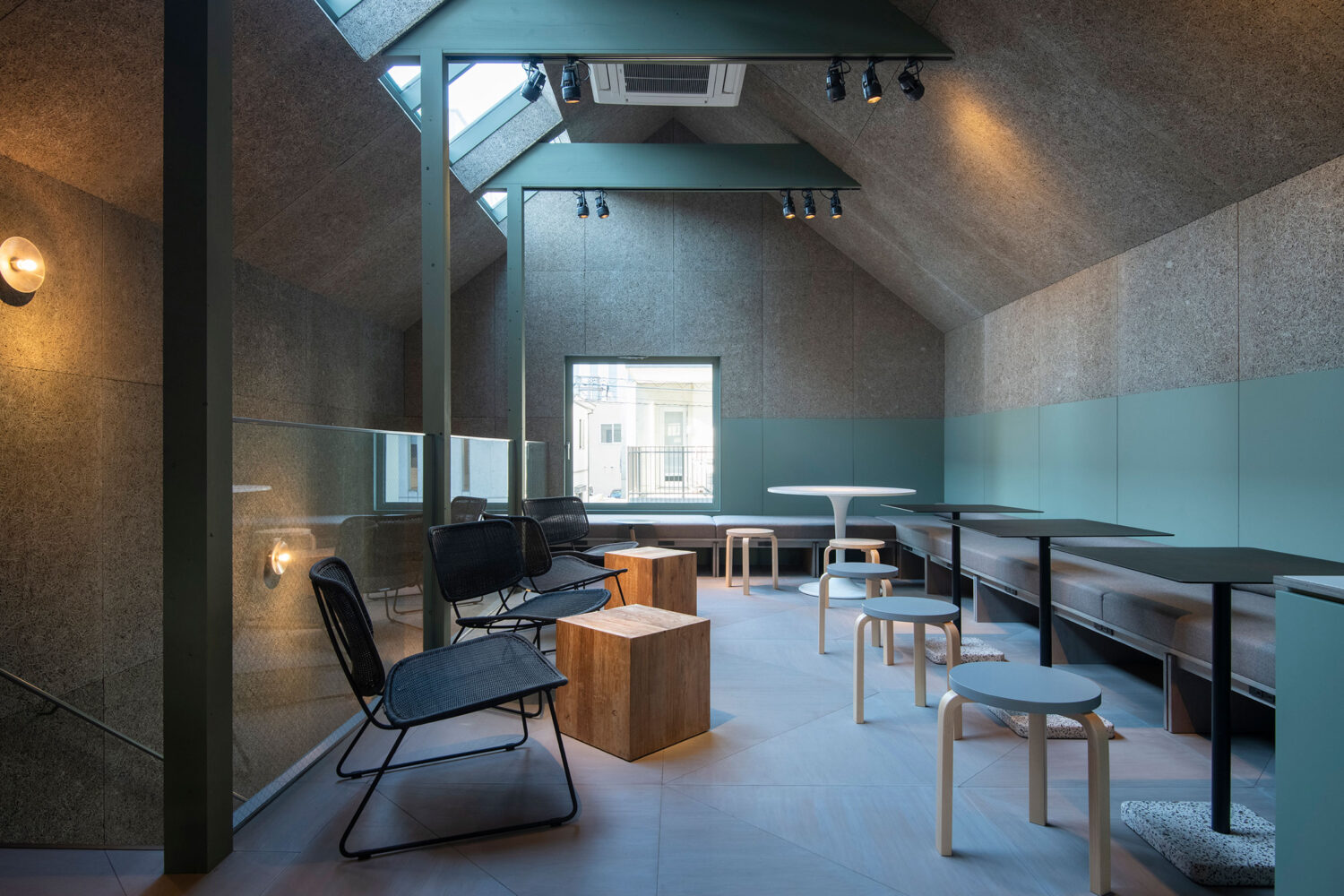 江頭真太 / PLANNING ESによる、福岡市の飲食店「ORTO CAFE」。街の中心から少し離れた木造二階のカフェ。同業他社との“差別化 ...