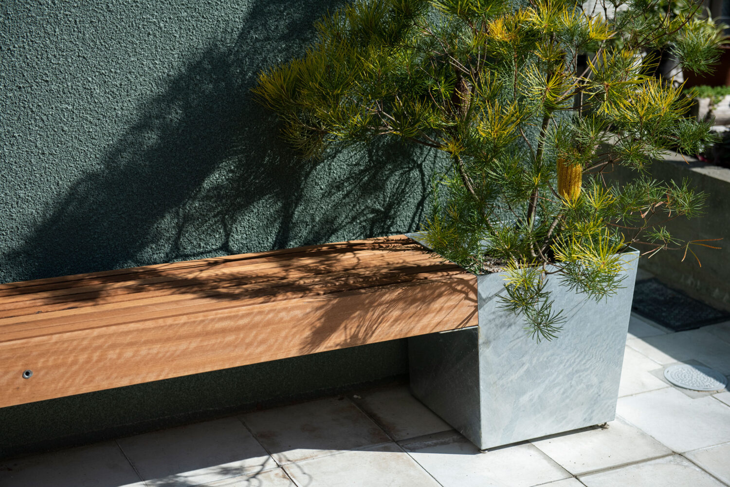 江頭真太 / PLANNING ESによる、福岡市の飲食店「ORTO CAFE」。街の中心から少し離れた木造二階のカフェ。同業他社との“差別化 ...