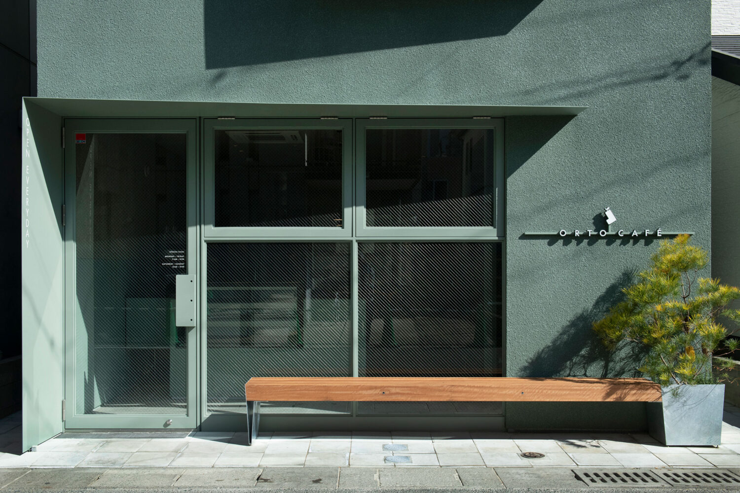 江頭真太 / PLANNING ESによる、福岡市の飲食店「ORTO CAFE」。街の中心から少し離れた木造二階のカフェ。同業他社との“差別化 ...