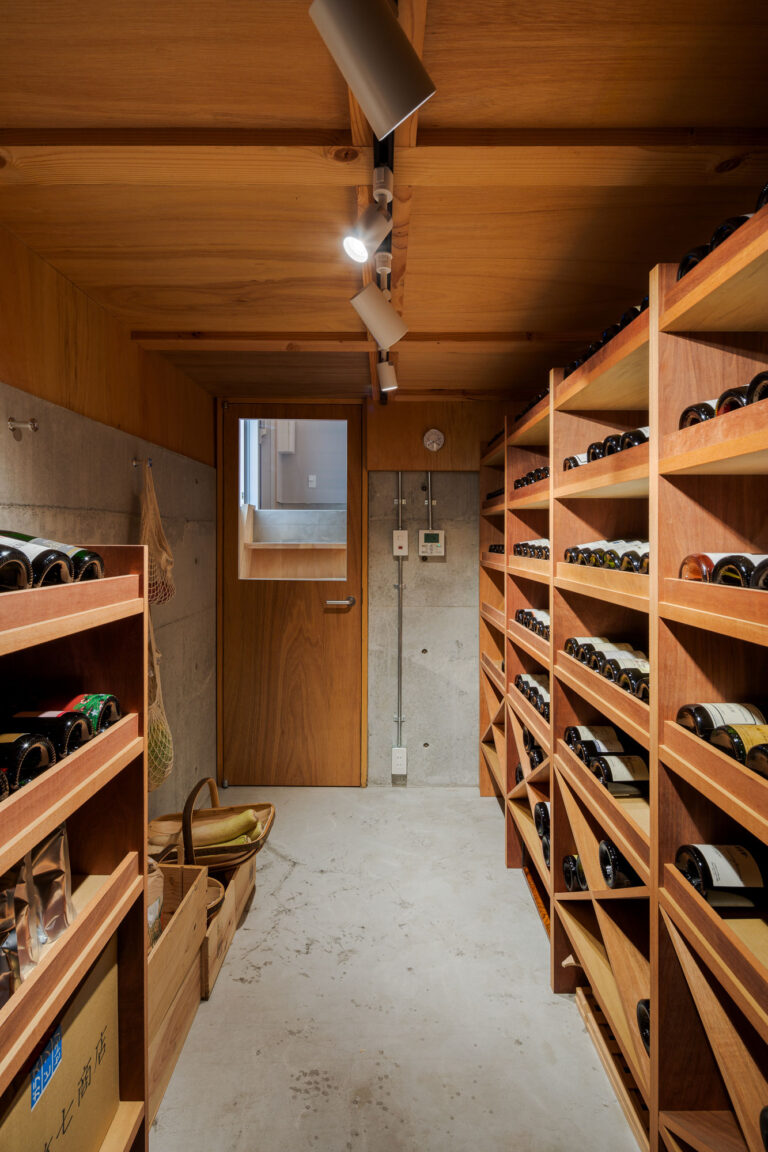 山田優＋小阿瀬直＋大嶋励 / SNARK Inc.による、東京・世田谷区の「尾山台の家」。壁面後退等の条例のある敷地。限られた建築面積に起因する縦動線の生活を豊かにする為、雁行形状と開口部の ...