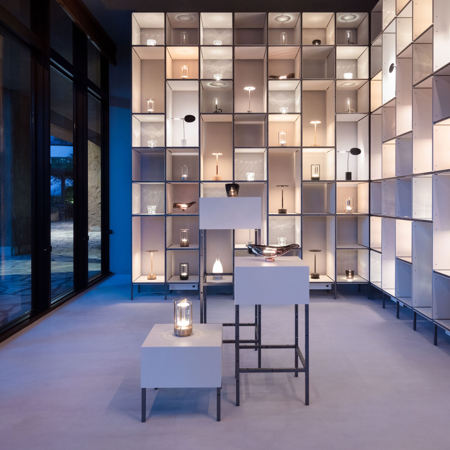 ODS / 鬼木孝一郎による、神奈川・横浜市の「Ambientec GALLERY」。ポータブルライトを扱う企業のショールーム。全製品が展示でき配置変更もできる空間の要望に、“モジュール化”し ...