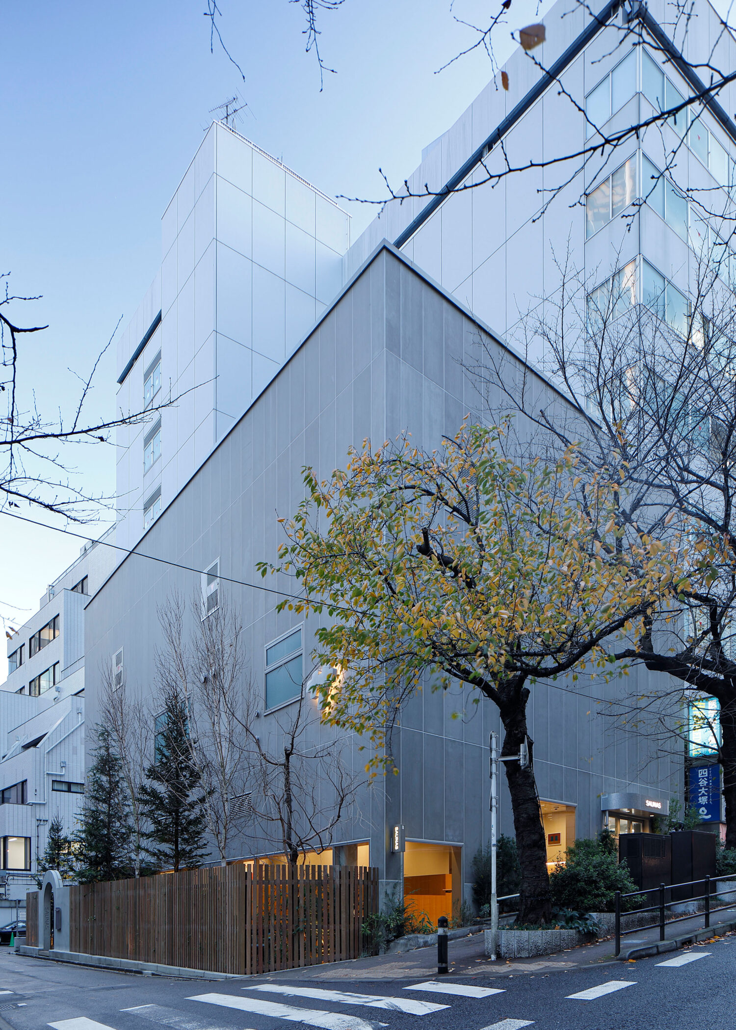 山田優＋小阿瀬直＋大嶋励 / SNARK Inc.による、東京のサウナ施設「渋谷SAUNAS」。都心部の新築三階建ての建築。専門家らと共に立案したコンセプトの具現化の為に、形と寸法や素材におい ...