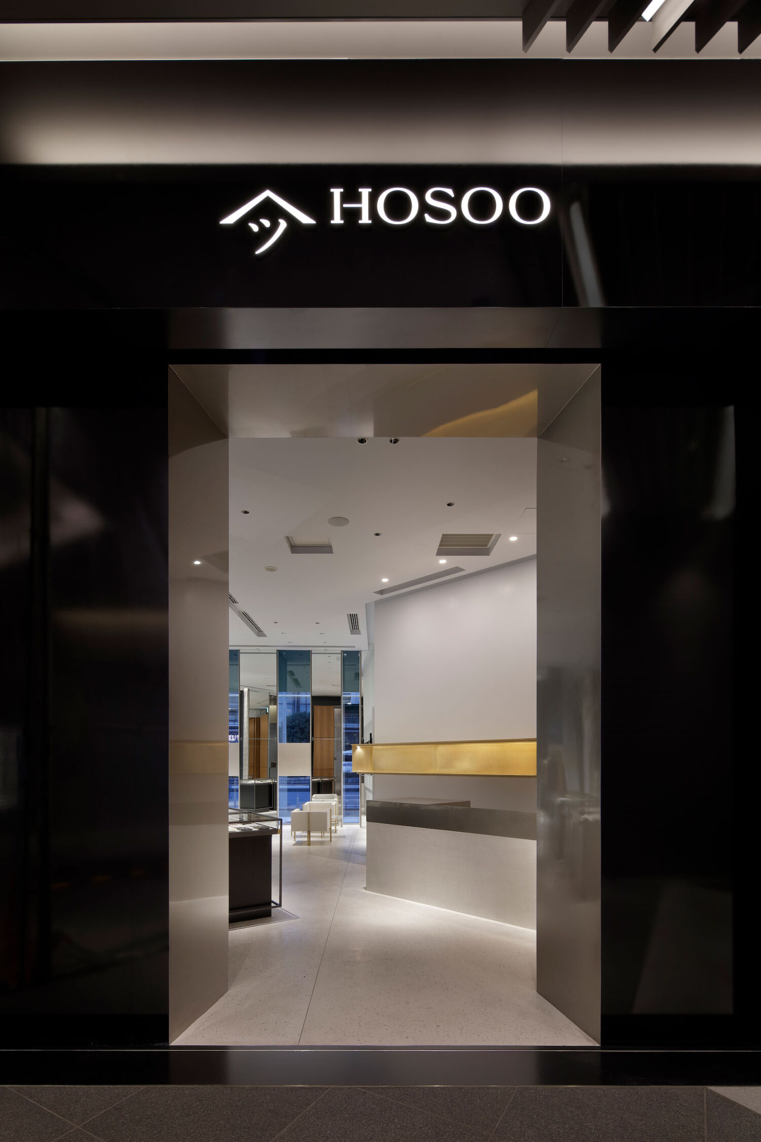 細尾直久 / HOSOO architectureによる、東京・中央区の店舗「HOSOO TOKYO」。商業施設内の“西陣織”を扱う店。“織物 ...