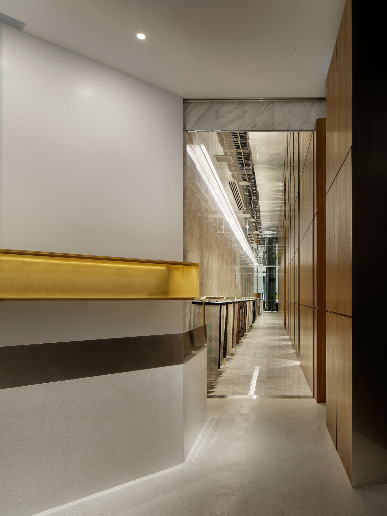 細尾直久 / HOSOO architectureによる、東京・中央区の店舗「HOSOO TOKYO」。商業施設内の“西陣織”を扱う店。“織物”を建築の原点とする思想に基づき、区画外周に西陣織 ...