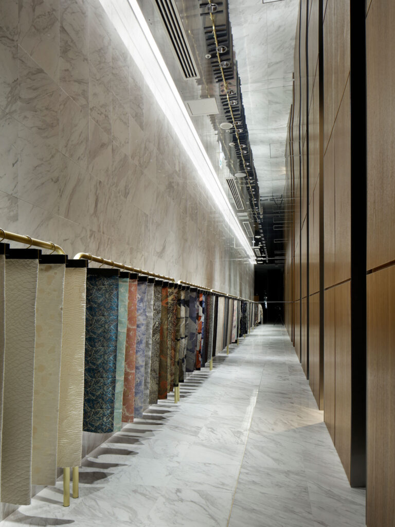 細尾直久 / HOSOO architectureによる、東京・中央区の店舗「HOSOO TOKYO」。商業施設内の“西陣織”を扱う店。“織物”を建築の原点とする思想に基づき、区画外周に西陣織 ...