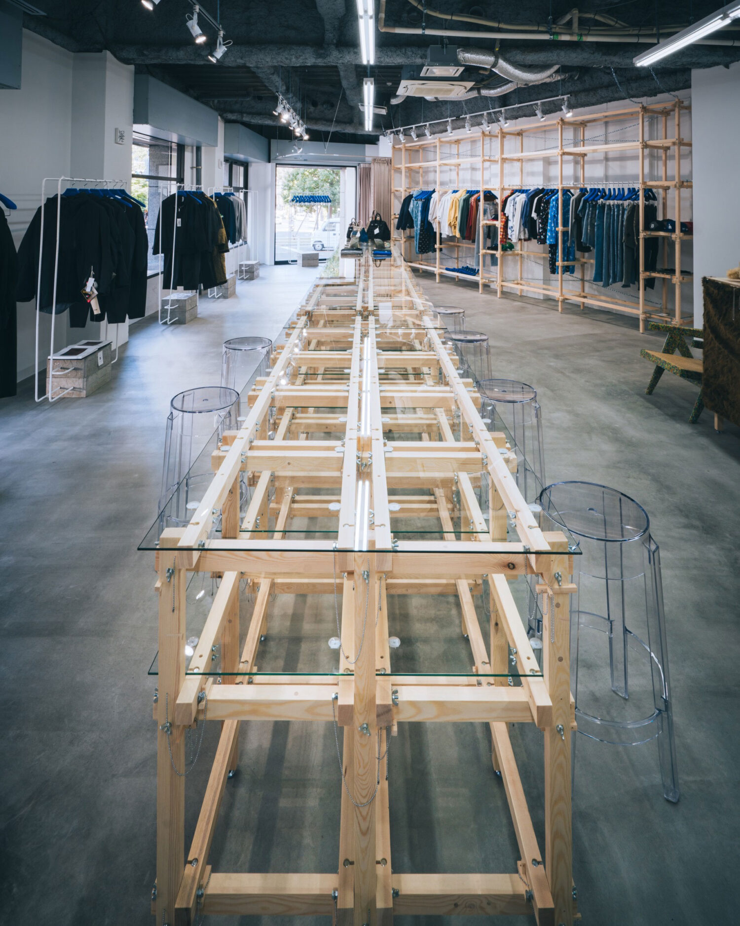 河原伸彦建築設計施工による、東京・新宿区の店舗「New C’s Studio」。都心部のカフェ併設のショップ。両方の用途に応える方法として ...