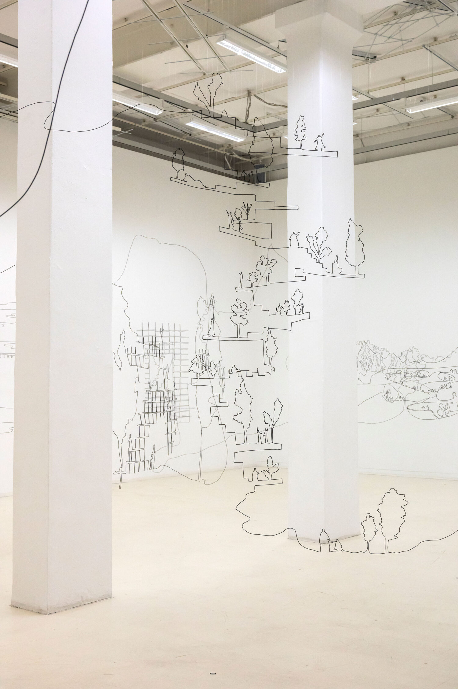 藤本壮介による、ドイツでの建築展「Primitive Future」。現地のアワード受賞を記念して開催。自身の建築哲学を表現する、12個のワイヤー製のオブジェによるインスタレーションを制作 ...