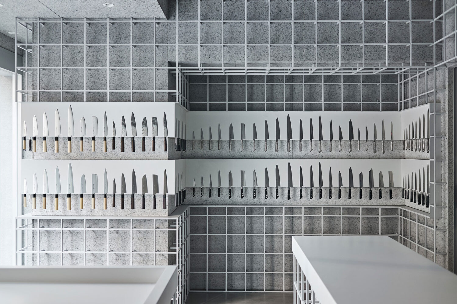 堅田佳一 / KATATA YOSHIHITO DESIGNによる、東京・台東区の店舗「TOJIRO KNIFE GALLERY TOKYO ...