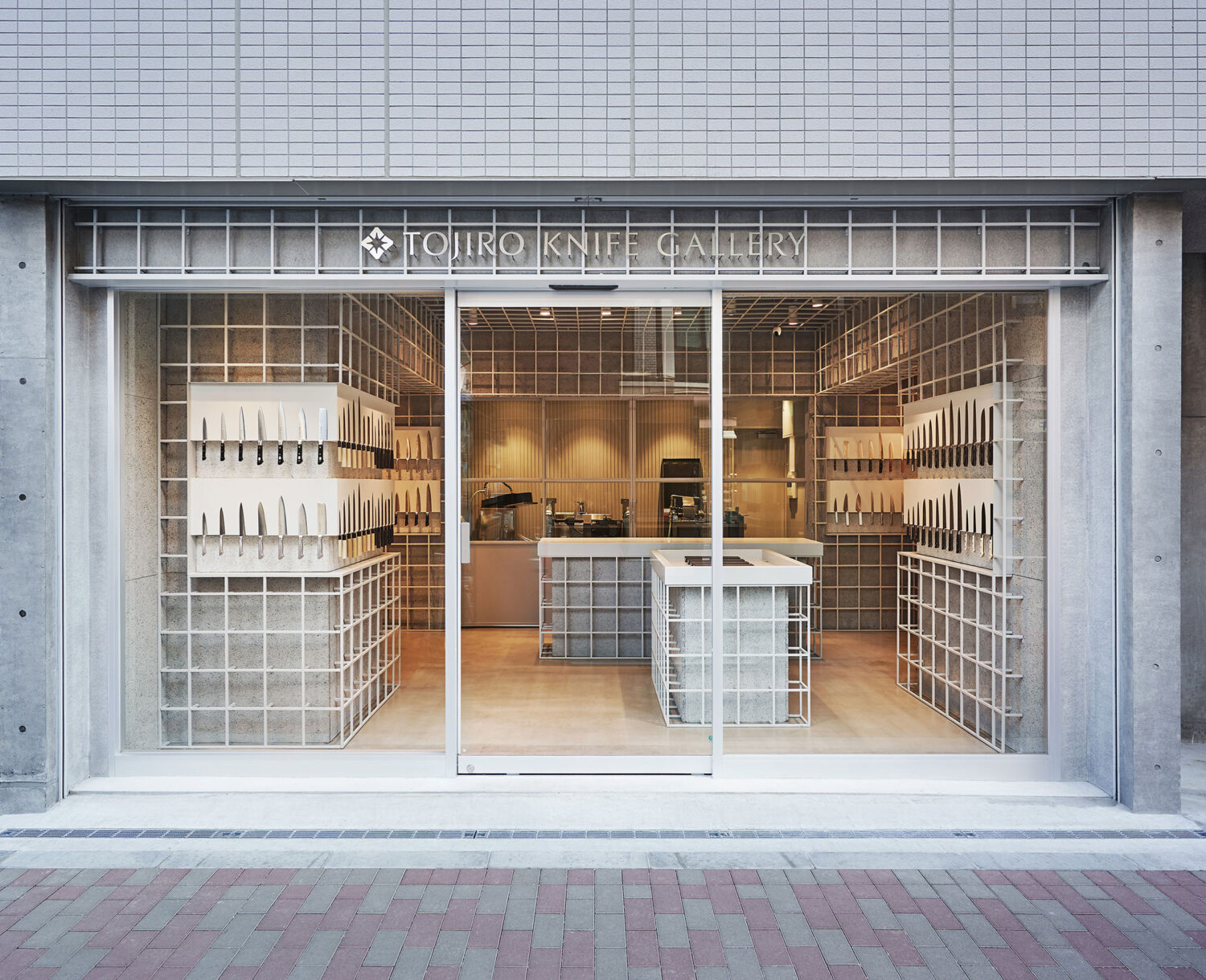 堅田佳一 / KATATA YOSHIHITO DESIGNによる、東京・台東区の店舗「TOJIRO KNIFE GALLERY TOKYO ...
