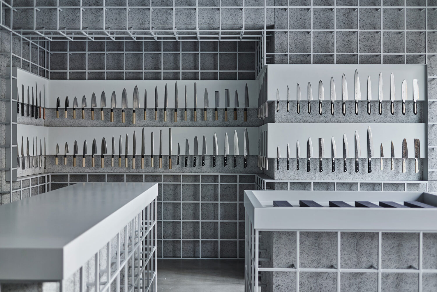 堅田佳一 / KATATA YOSHIHITO DESIGNによる、東京・台東区の店舗「TOJIRO KNIFE GALLERY TOKYO ...