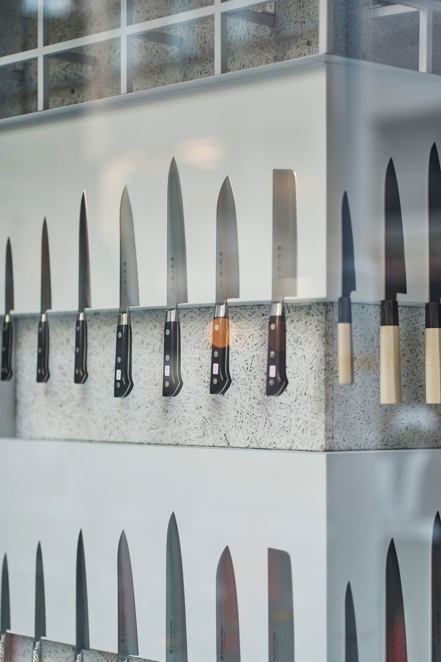 堅田佳一 / KATATA YOSHIHITO DESIGNによる、東京・台東区の店舗「TOJIRO KNIFE GALLERY TOKYO ...