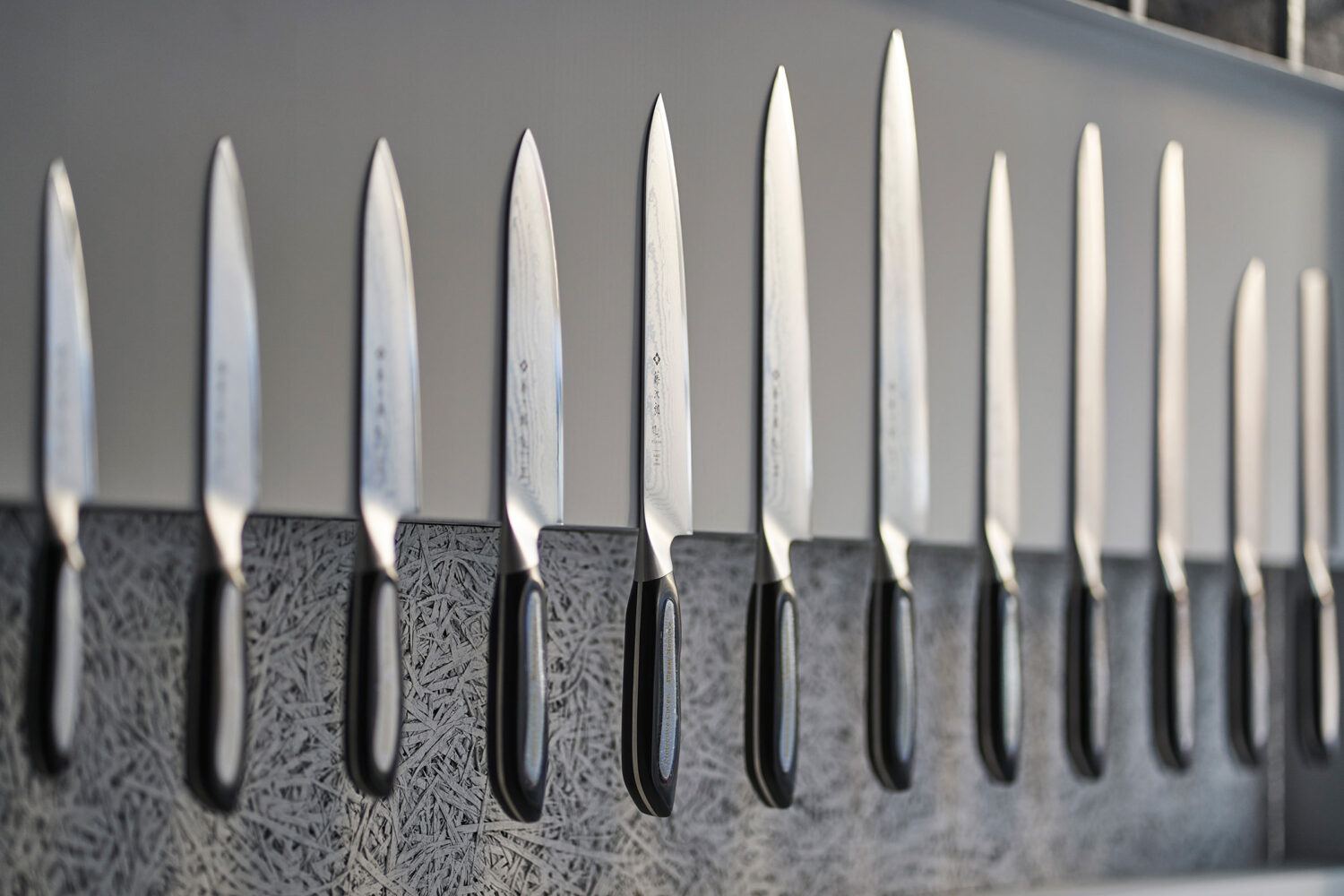 堅田佳一 / KATATA YOSHIHITO DESIGNによる、東京・台東区の店舗「TOJIRO KNIFE GALLERY TOKYO ...