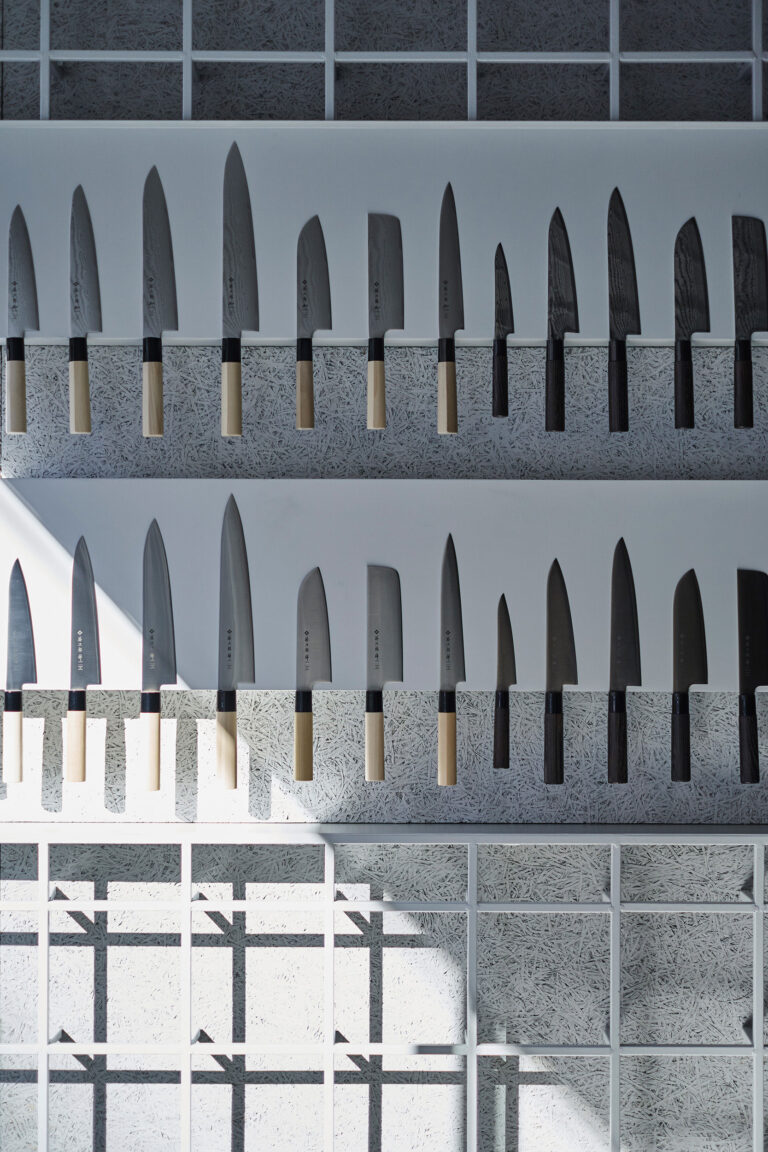 堅田佳一 / KATATA YOSHIHITO DESIGNによる、東京・台東区の店舗「TOJIRO KNIFE GALLERY TOKYO ...