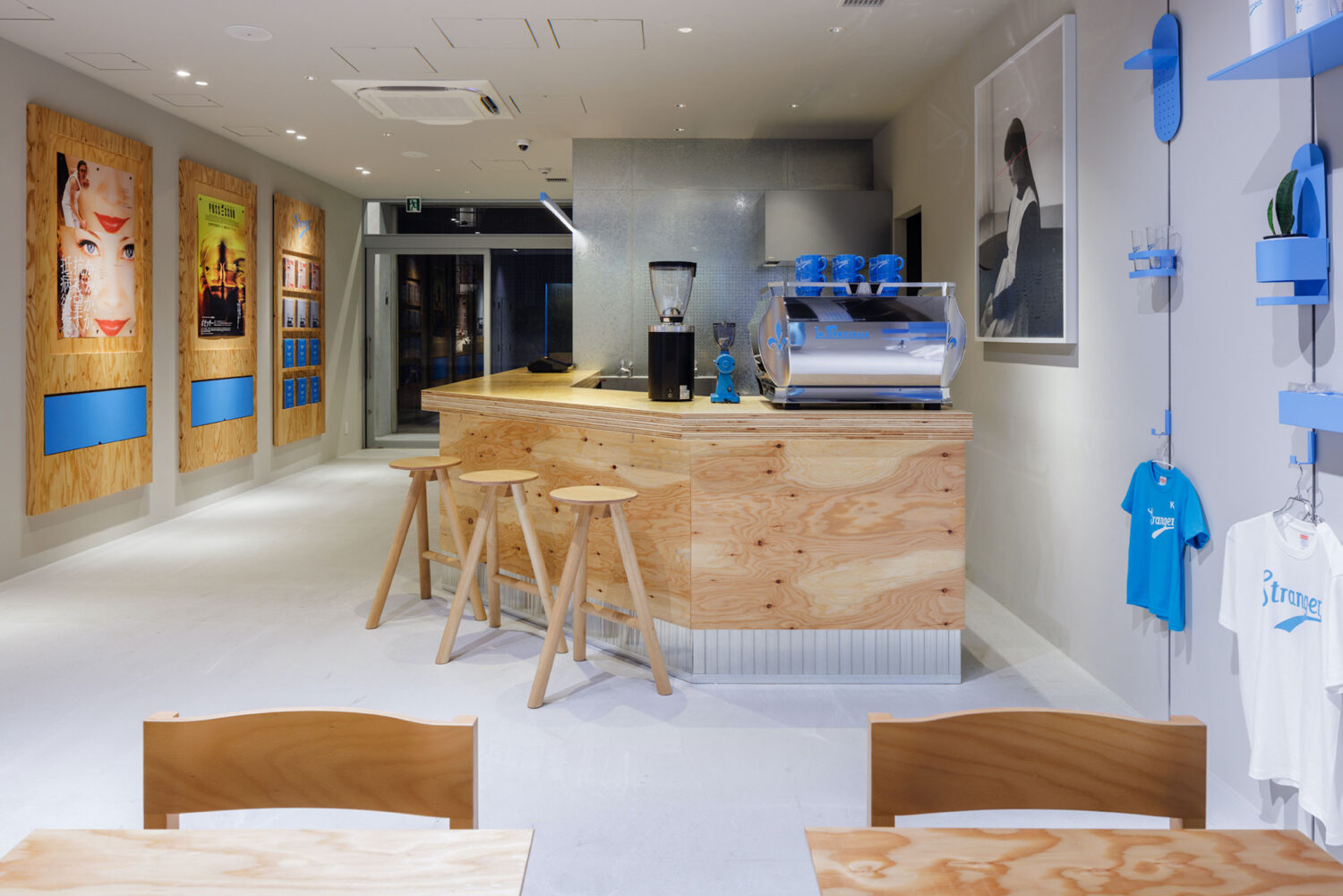 大嶋励＋小阿瀬直＋山田優 / SNARK Inc.による、東京・墨田区の、映画館「Stranger」。カフェ併設型として計画。“現代的にアップデートした鑑賞体験”を主題とし、動線上に境界線を ...