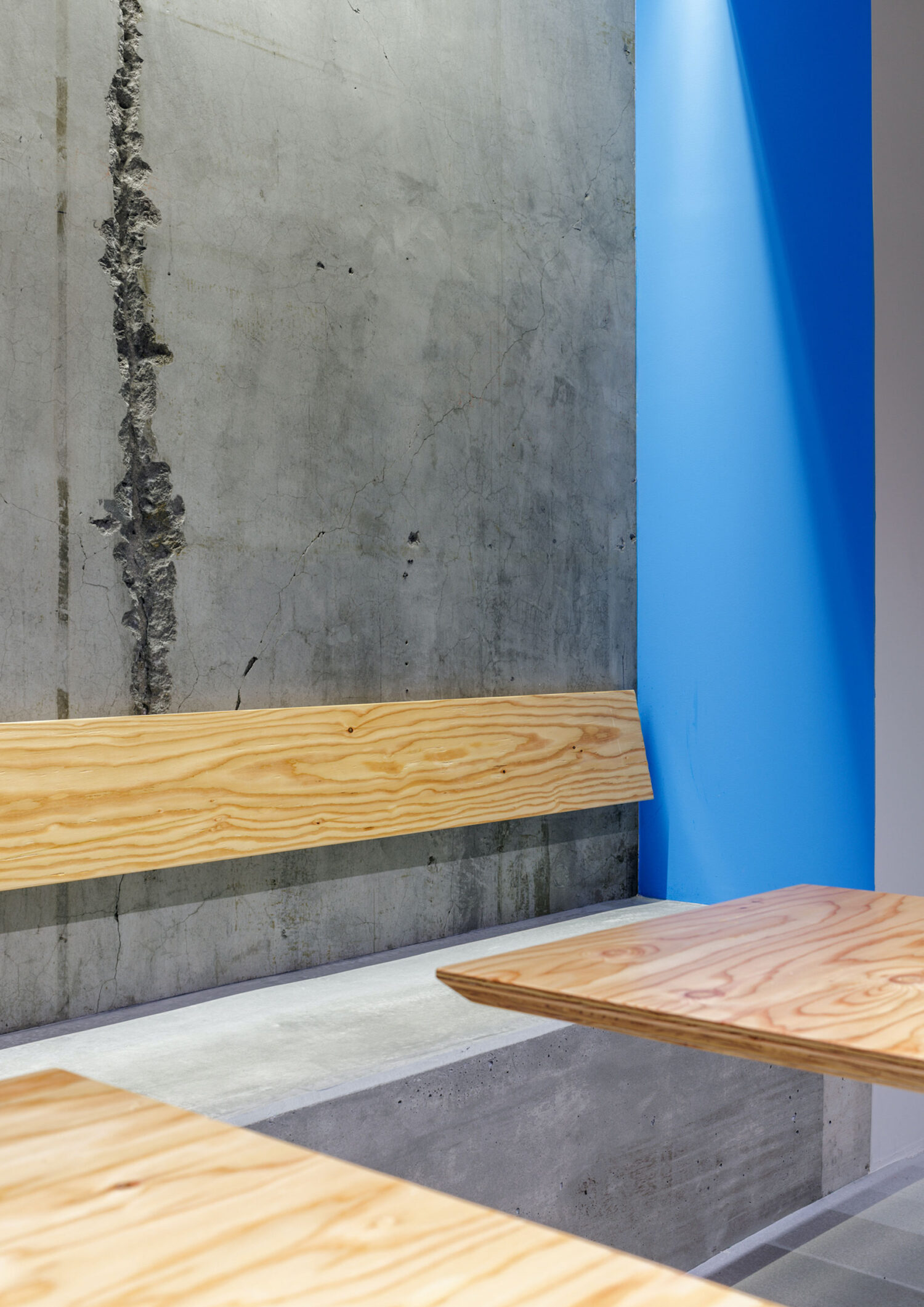 大嶋励＋小阿瀬直＋山田優 / SNARK Inc.による、東京・墨田区の、映画館「Stranger」。カフェ併設型として計画。“現代的にアップデートした鑑賞体験”を主題とし、動線上に境界線を ...