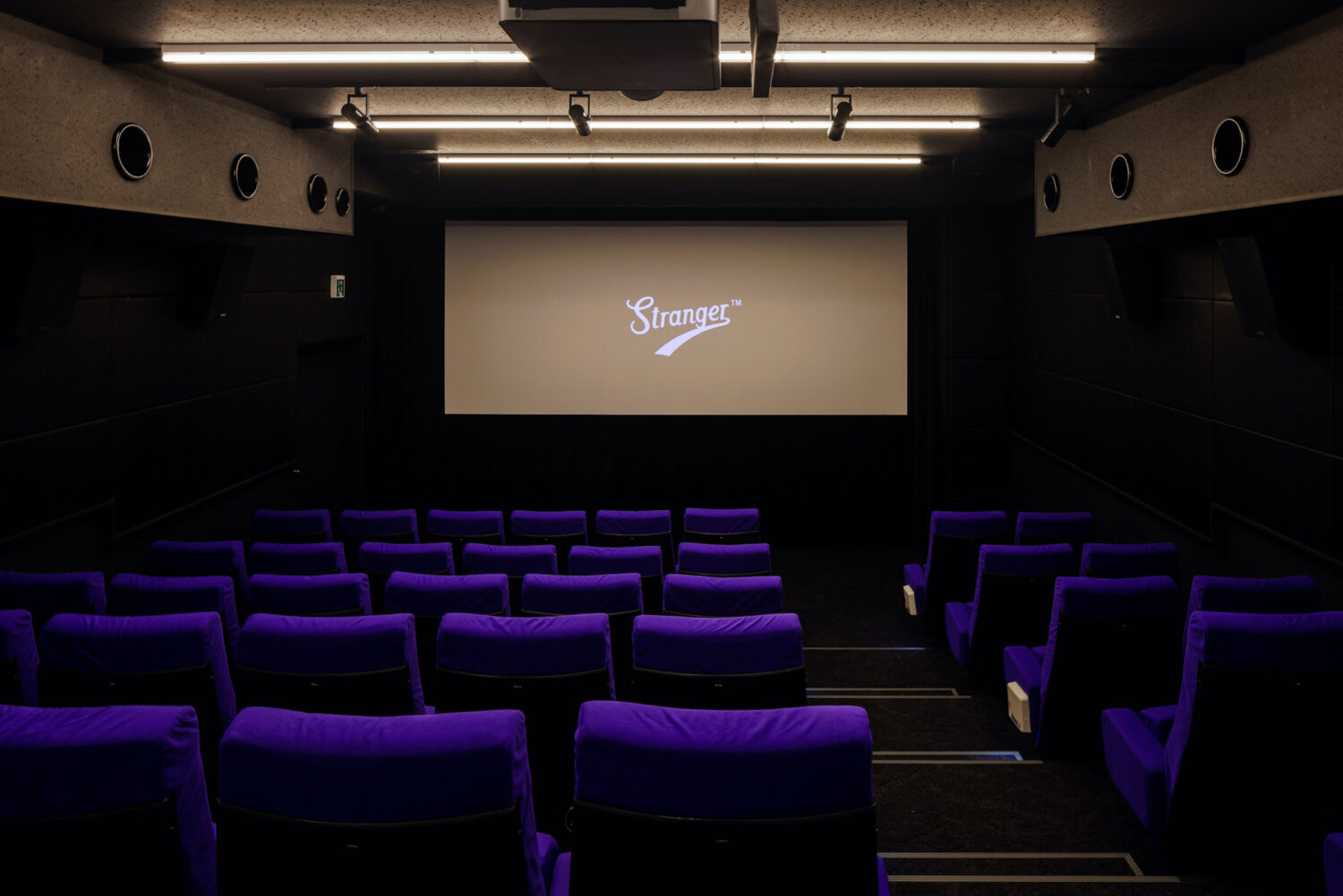 大嶋励＋小阿瀬直＋山田優 / SNARK Inc.による、東京・墨田区の、映画館「Stranger」。カフェ併設型として計画。“現代的にアップデートした鑑賞体験”を主題とし、動線上に境界線を ...