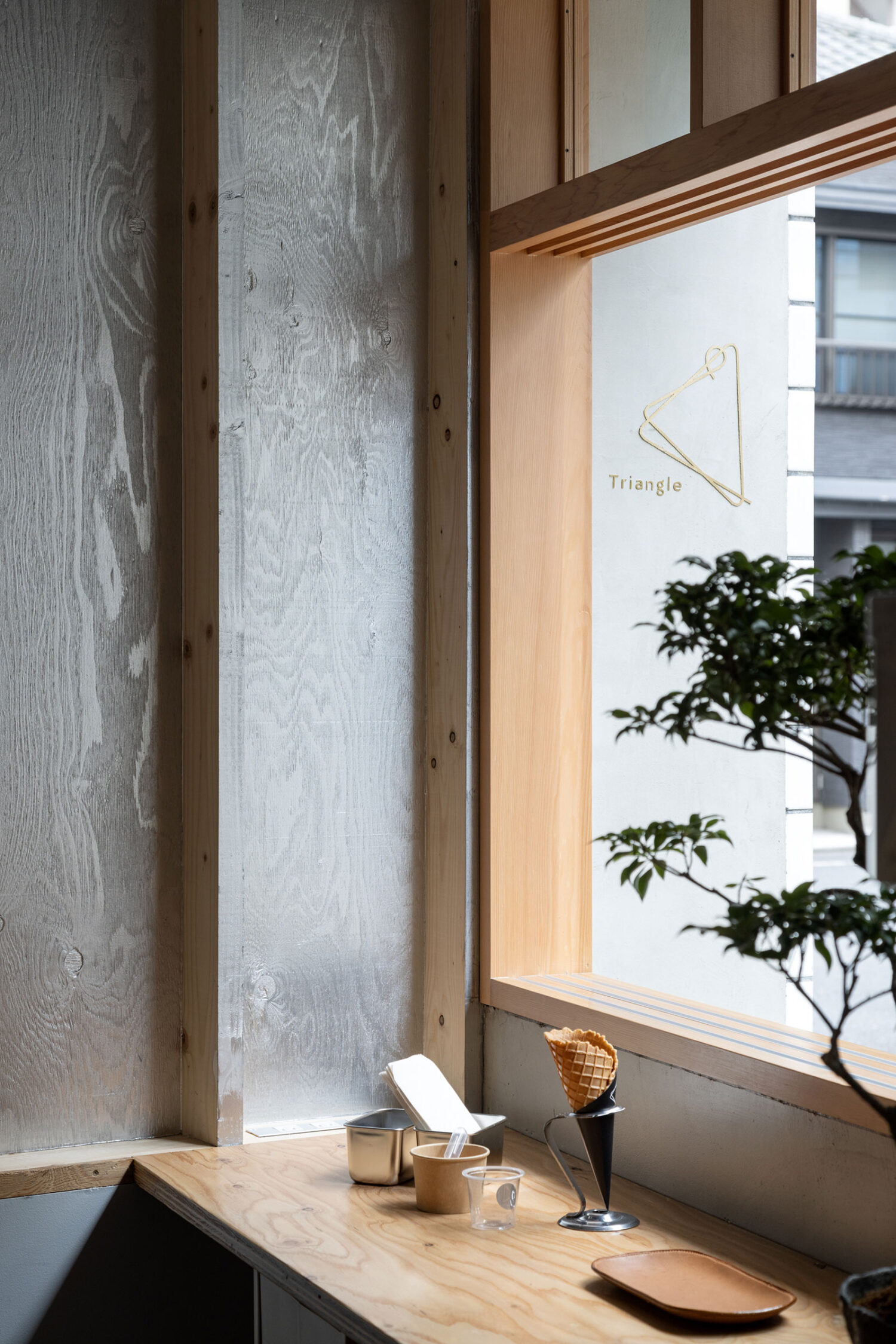 長谷川欣則＋堀越ふみ江 / UENOA architectsによる、東京・台東区の店舗「Triangle蔵前店」。約7㎡の持帰り専門のソフト ...