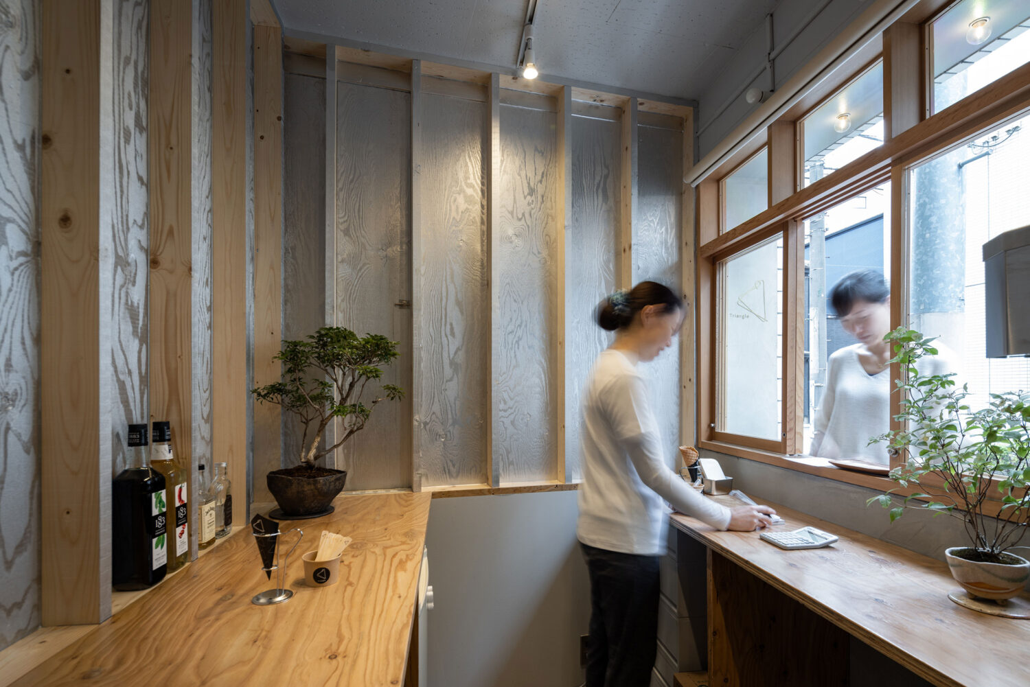 長谷川欣則＋堀越ふみ江 / UENOA architectsによる、東京・台東区の店舗「Triangle蔵前店」。約7㎡の持帰り専門のソフト ...