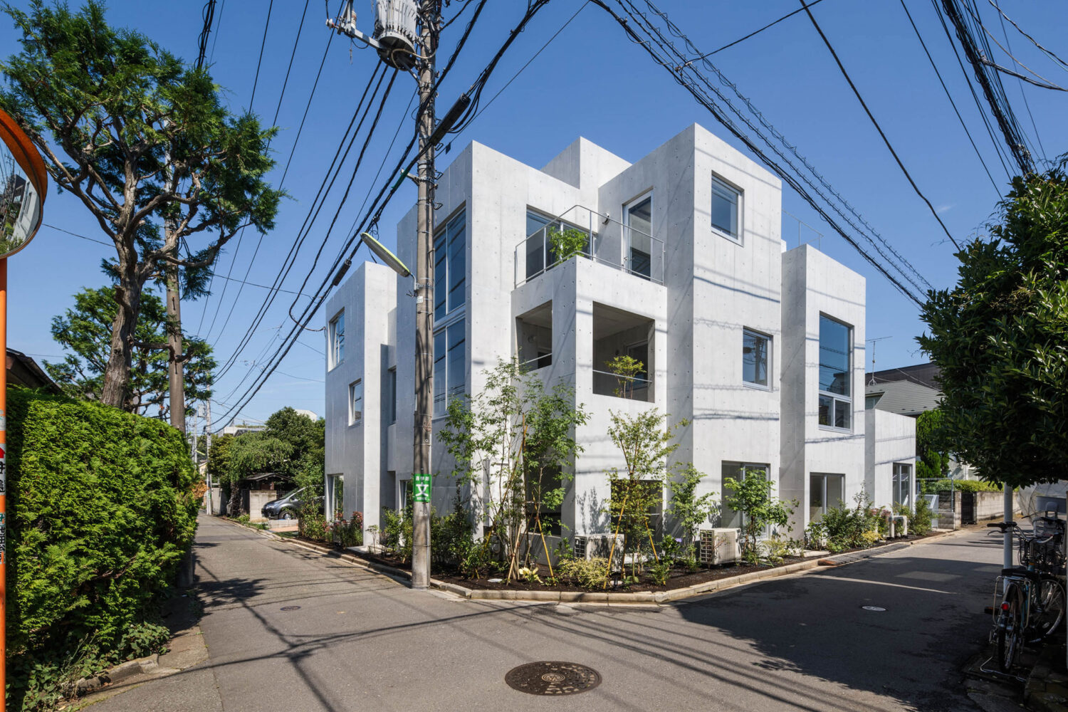 トラフ建築設計事務所による、東京・銀座の店舗「CABaN GINZA」。間口が広く奥行が浅い区画。既存店と異なるデザインコードの要望に、ブランドと呼応する色で縁取った店内を間接光が“ショー ...