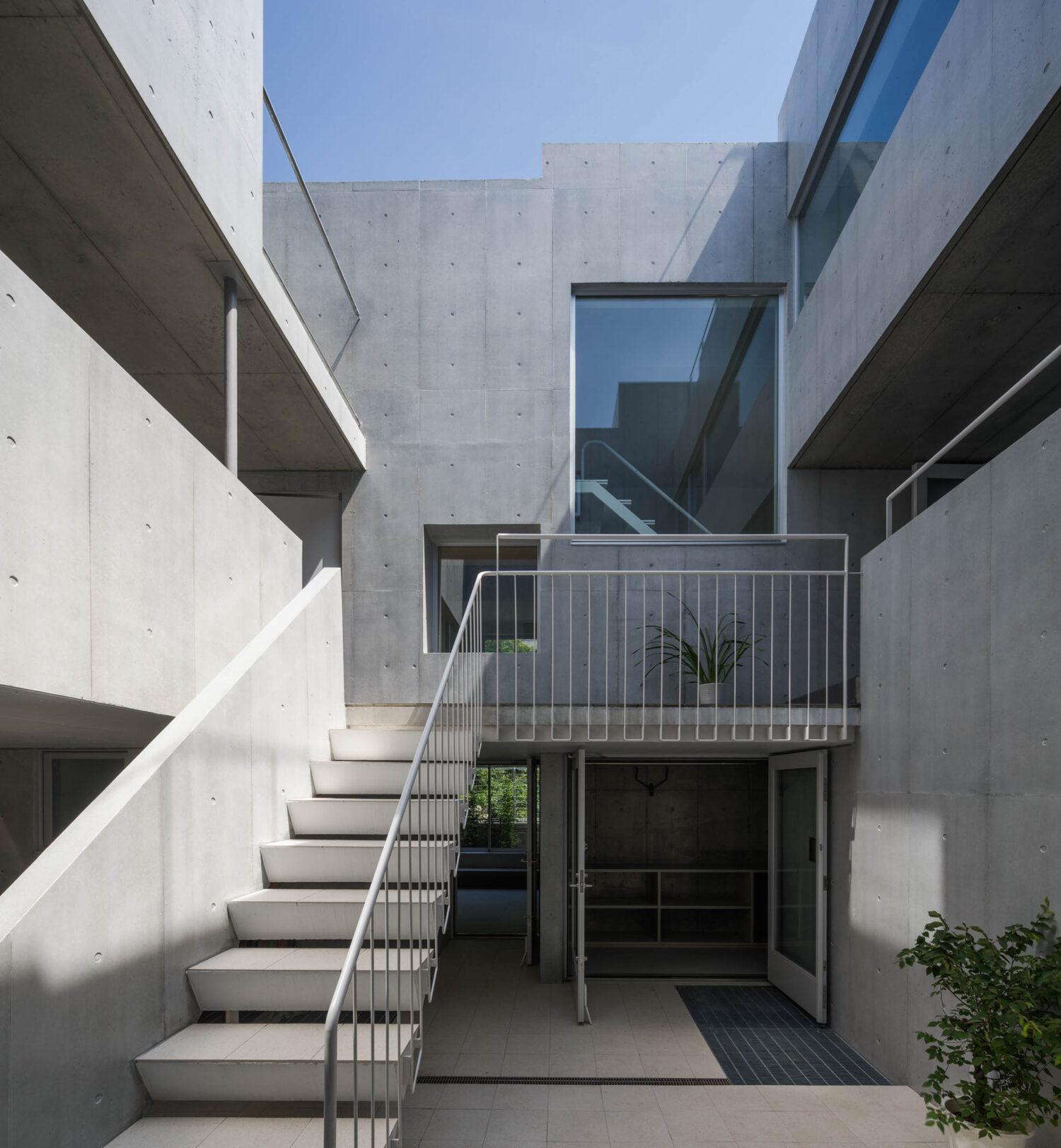 トラフ建築設計事務所による、東京・銀座の店舗「CABaN GINZA」。間口が広く奥行が浅い区画。既存店と異なるデザインコードの要望に、ブランドと呼応する色で縁取った店内を間接光が“ショー ...