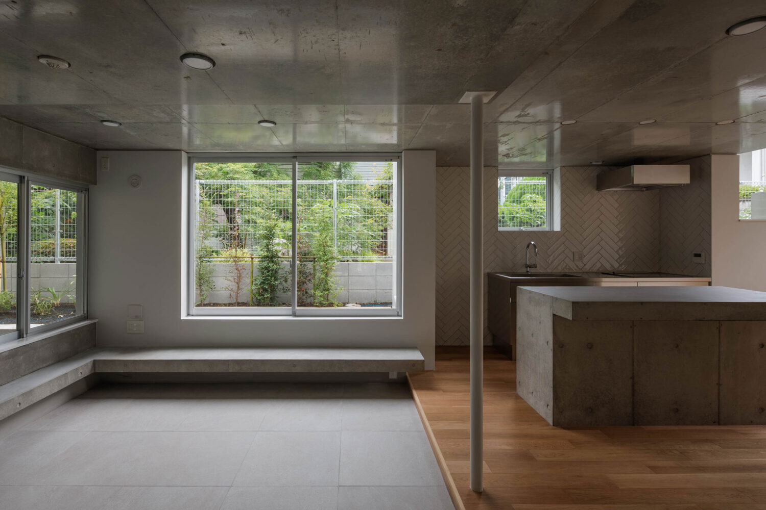 トラフ建築設計事務所による、東京・銀座の店舗「CABaN GINZA」。間口が広く奥行が浅い区画。既存店と異なるデザインコードの要望に、ブランドと呼応する色で縁取った店内を間接光が“ショー ...