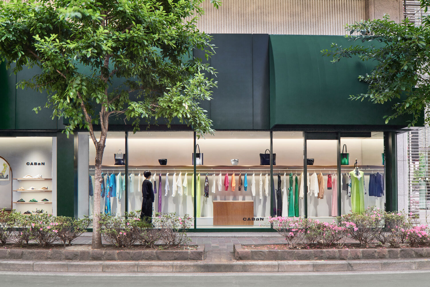 トラフ建築設計事務所による、東京・銀座の店舗「CABaN GINZA」。間口が広く奥行が浅い区画。既存店と異なるデザインコードの要望に、ブランドと呼応する色で縁取った店内を間接光が“ショー ...