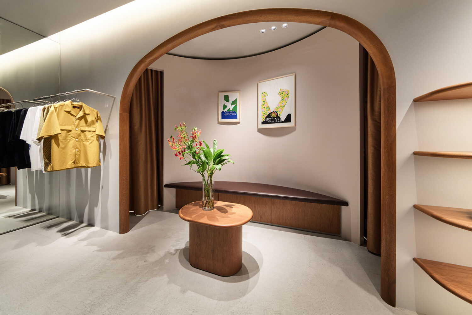 トラフ建築設計事務所による、東京・銀座の店舗「CABaN GINZA」。間口が広く奥行が浅い区画。既存店と異なるデザインコードの要望に、ブランドと呼応する色で縁取った店内を間接光が“ショー ...