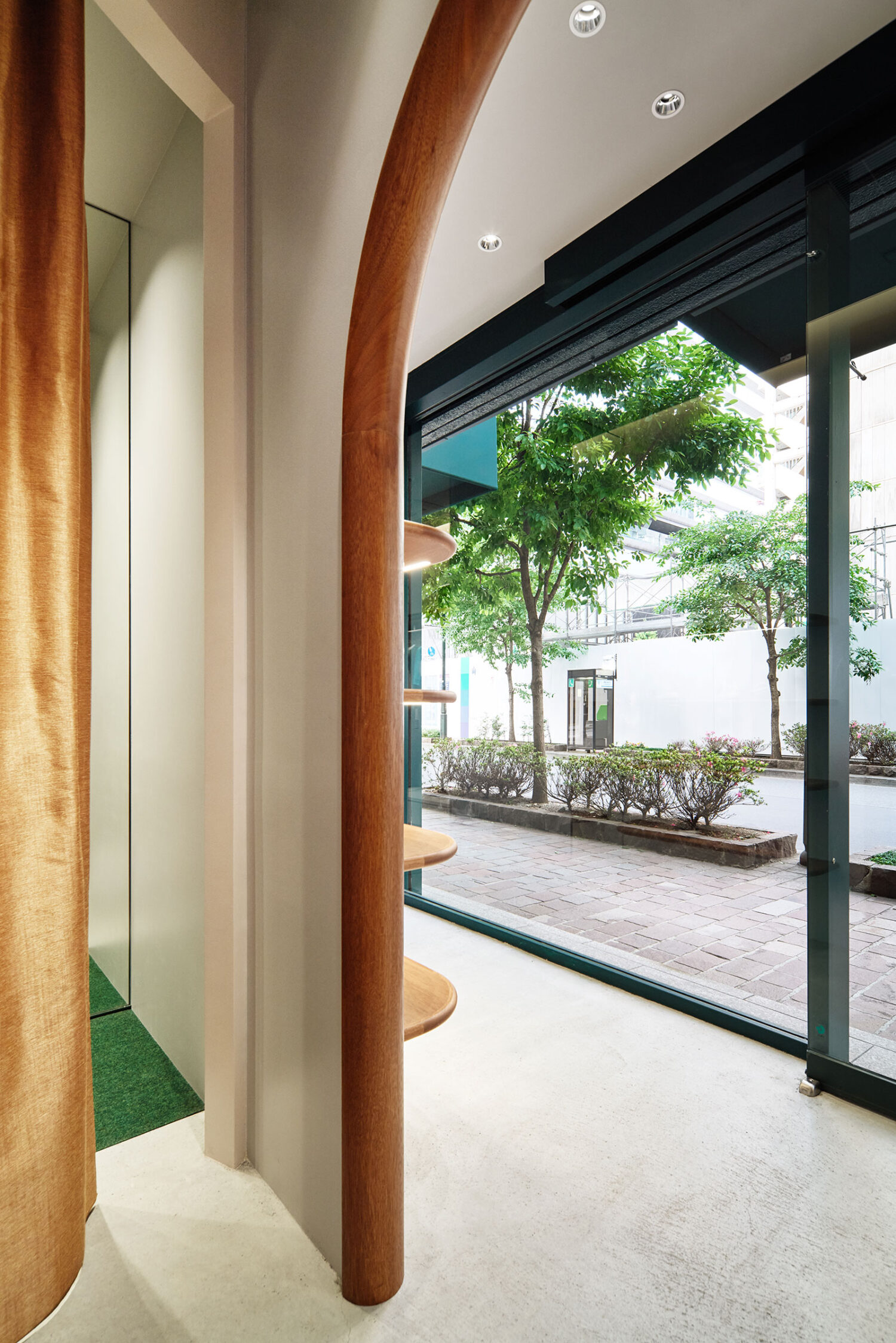 トラフ建築設計事務所による、東京・銀座の店舗「CABaN GINZA」。間口が広く奥行が浅い区画。既存店と異なるデザインコードの要望に、ブランドと呼応する色で縁取った店内を間接光が“ショー ...