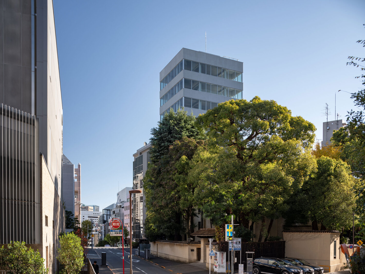 永山祐子建築設計による、東京のオフィスビル「ESCON 九段北ビル」。コロナ禍に進んだ眺望の良い立地での計画。集合を喚起する固有の“魅力”を ...