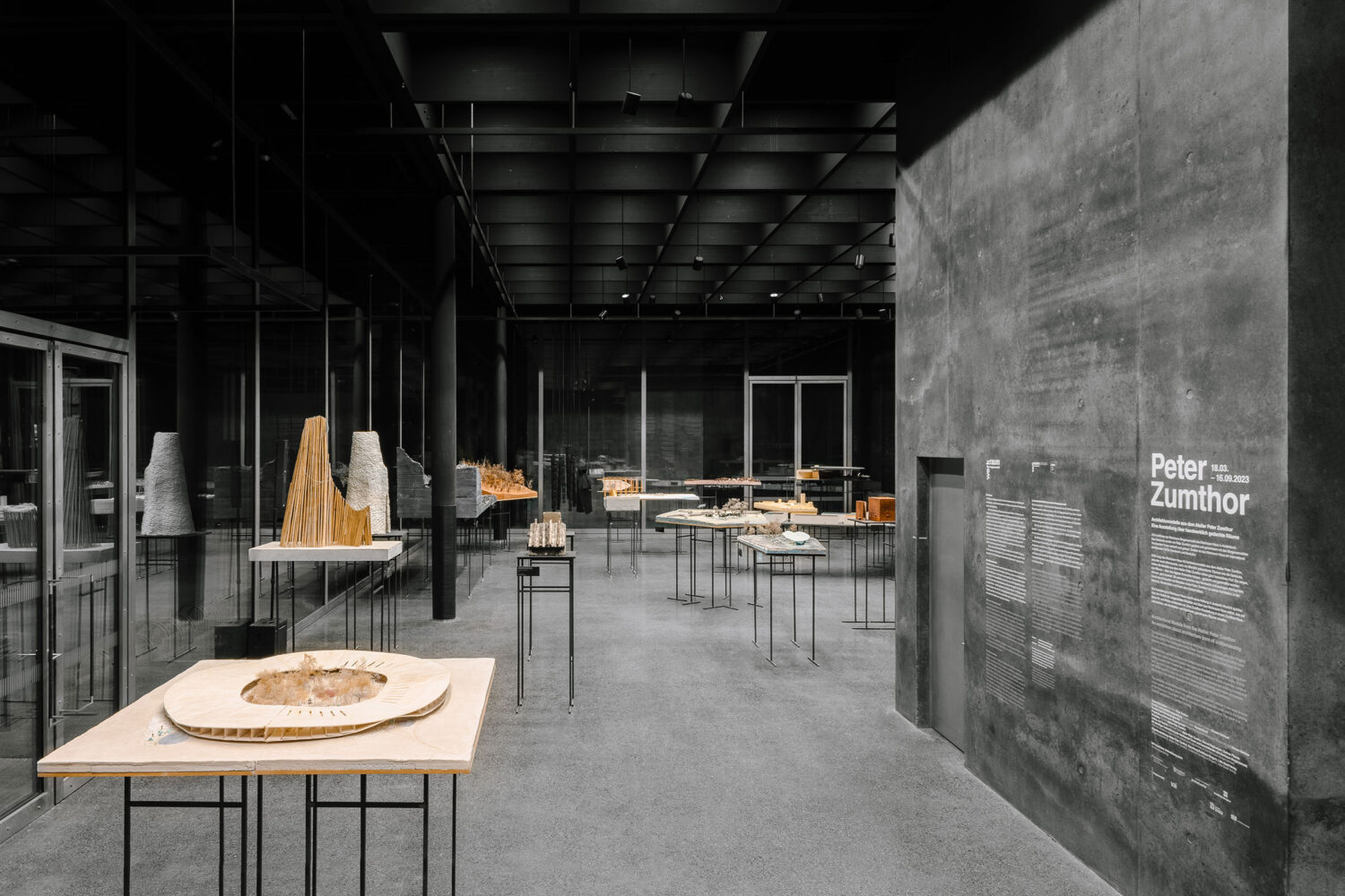 ピーター・ズントーの建築展「Architectural Models from the Atelier Peter Zumthor」。自身が設計した建築を会場に開催。40個の模型を建物の内外に ...