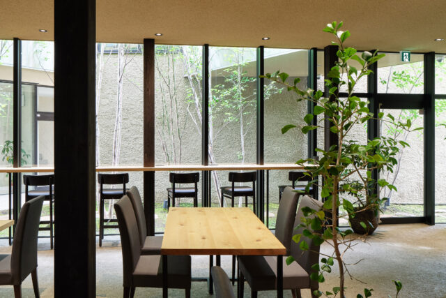 奈良祐希 / EARTHENによる、石川・金沢市の「Node Kanazawa」。カフェ等も内包する建築企業の新社屋。賑わいの創出等の地域社会への貢献も求め、周辺と繋がる“緑のミチ”と“街の ...