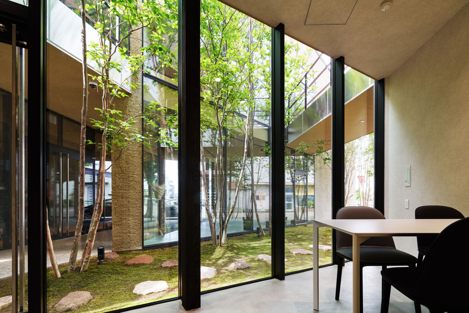 奈良祐希 / EARTHENによる、石川・金沢市の「Node Kanazawa」。カフェ等も内包する建築企業の新社屋。賑わいの創出等の地域社会への貢献も求め、周辺と繋がる“緑のミチ”と“街の ...