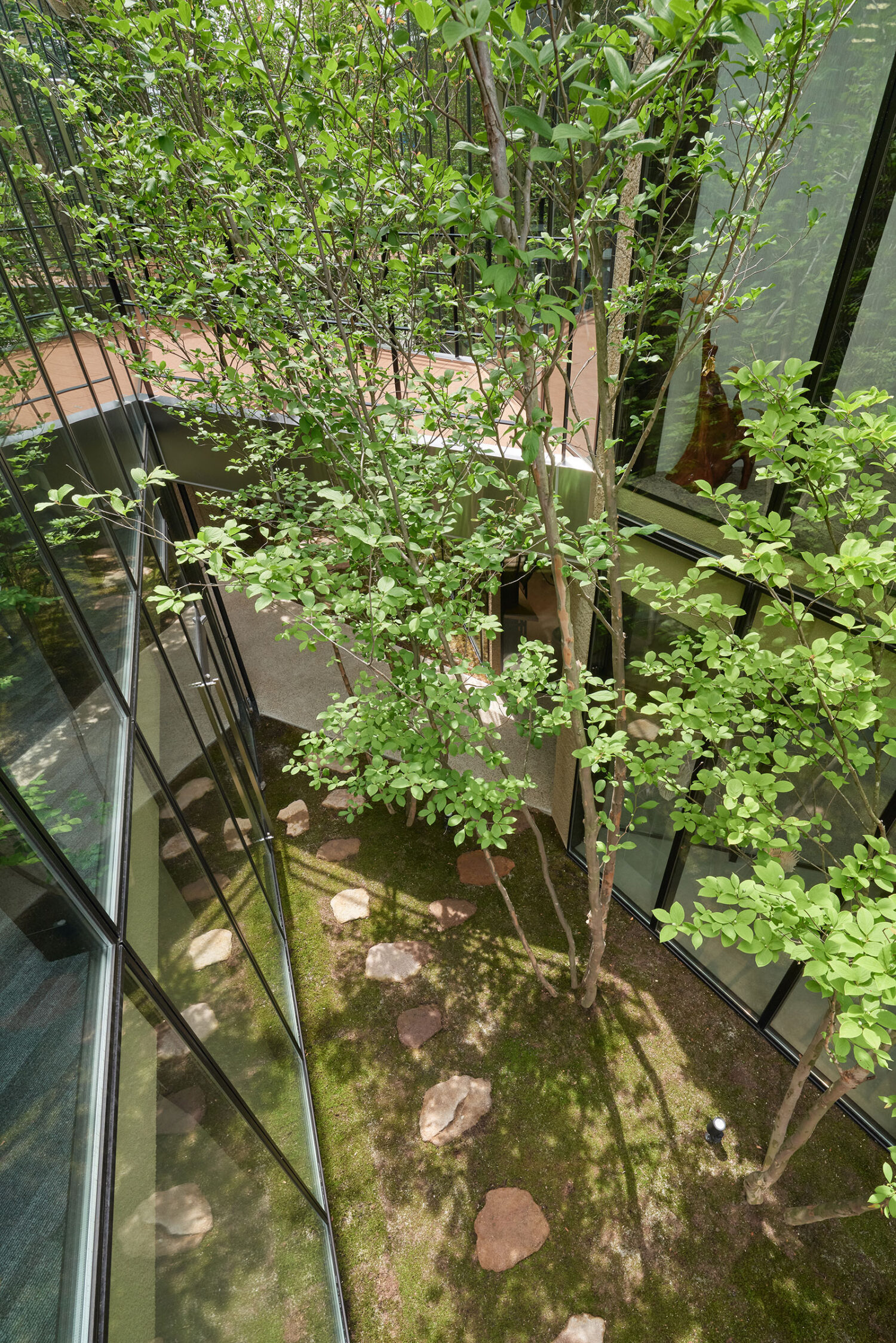 奈良祐希 / EARTHENによる、石川・金沢市の「Node Kanazawa」。カフェ等も内包する建築企業の新社屋。賑わいの創出等の地域社会への貢献も求め、周辺と繋がる“緑のミチ”と“街の ...