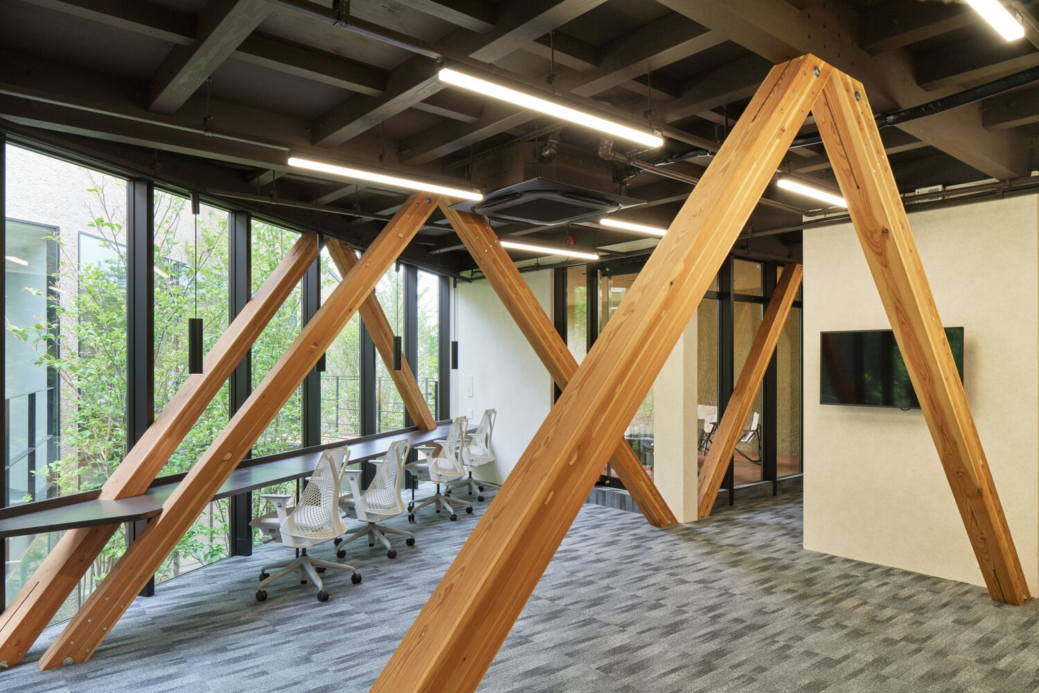 奈良祐希 / EARTHENによる、石川・金沢市の「Node Kanazawa」。カフェ等も内包する建築企業の新社屋。賑わいの創出等の地域社会への貢献も求め、周辺と繋がる“緑のミチ”と“街の ...