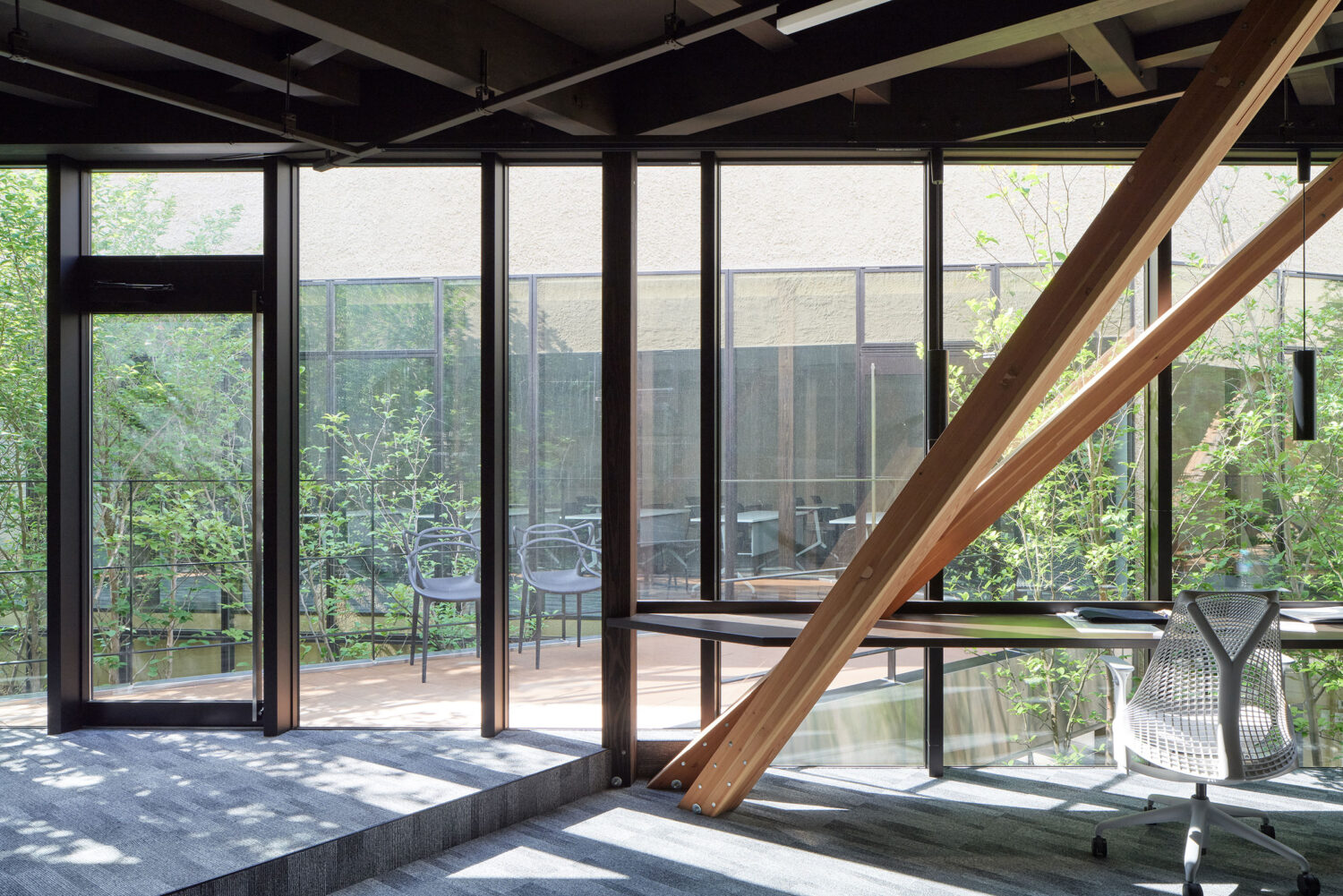 奈良祐希 / EARTHENによる、石川・金沢市の「Node Kanazawa」。カフェ等も内包する建築企業の新社屋。賑わいの創出等の地域社会への貢献も求め、周辺と繋がる“緑のミチ”と“街の ...