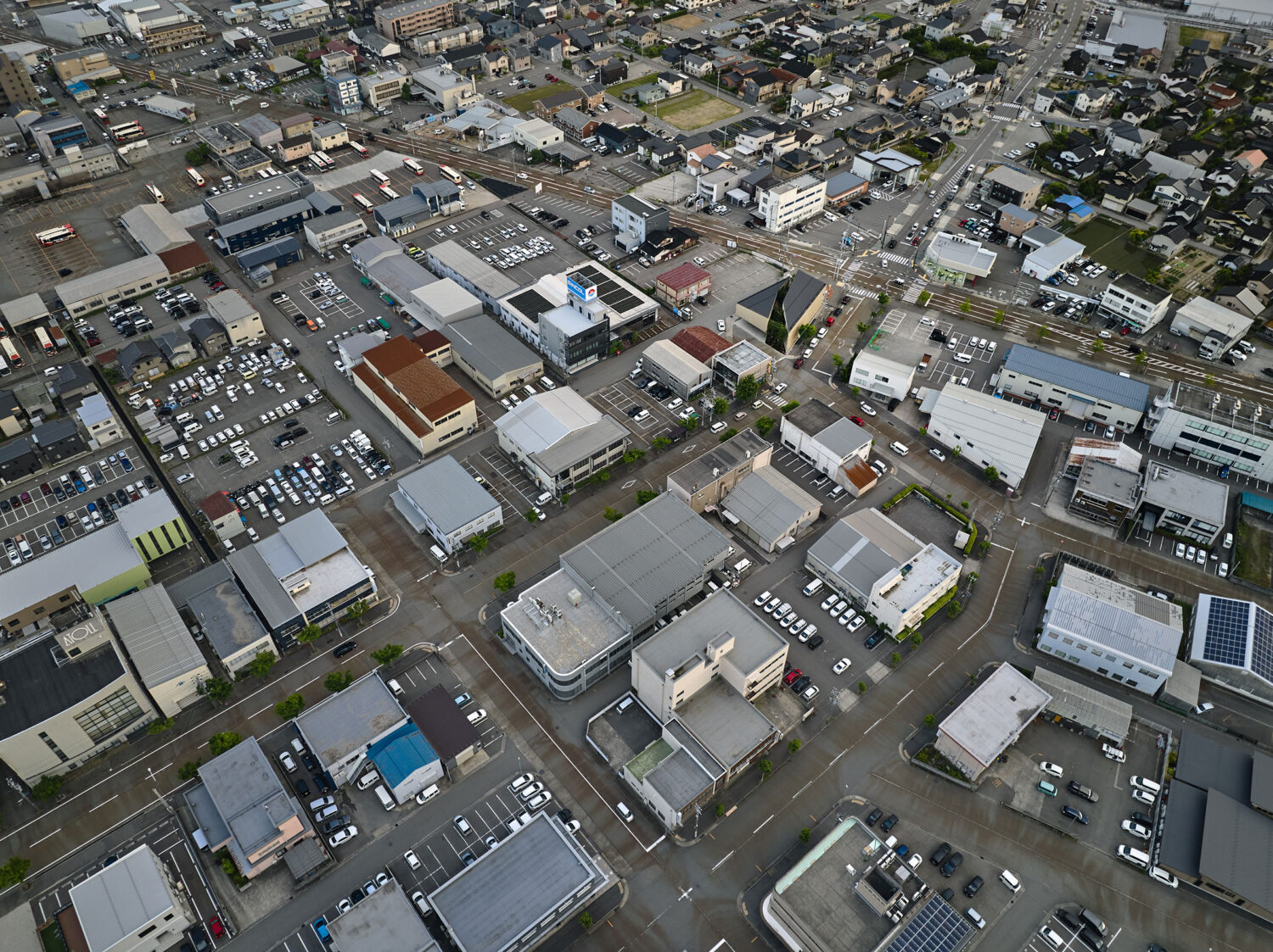 奈良祐希 / EARTHENによる、石川・金沢市の「Node Kanazawa」。カフェ等も内包する建築企業の新社屋。賑わいの創出等の地域社会への貢献も求め、周辺と繋がる“緑のミチ”と“街の ...