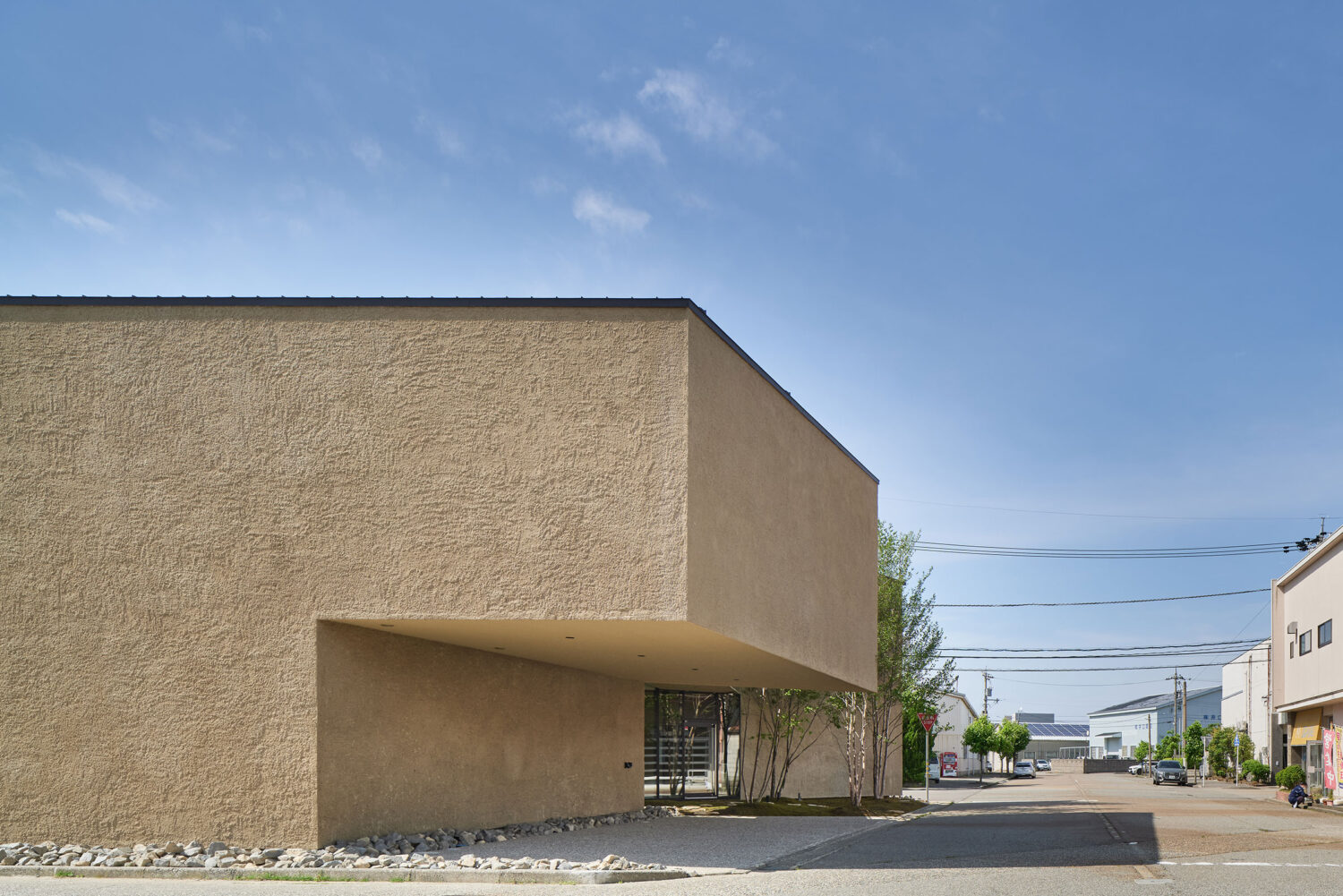 奈良祐希 / EARTHENによる、石川・金沢市の「Node Kanazawa」。カフェ等も内包する建築企業の新社屋。賑わいの創出等の地域社会への貢献も求め、周辺と繋がる“緑のミチ”と“街の ...