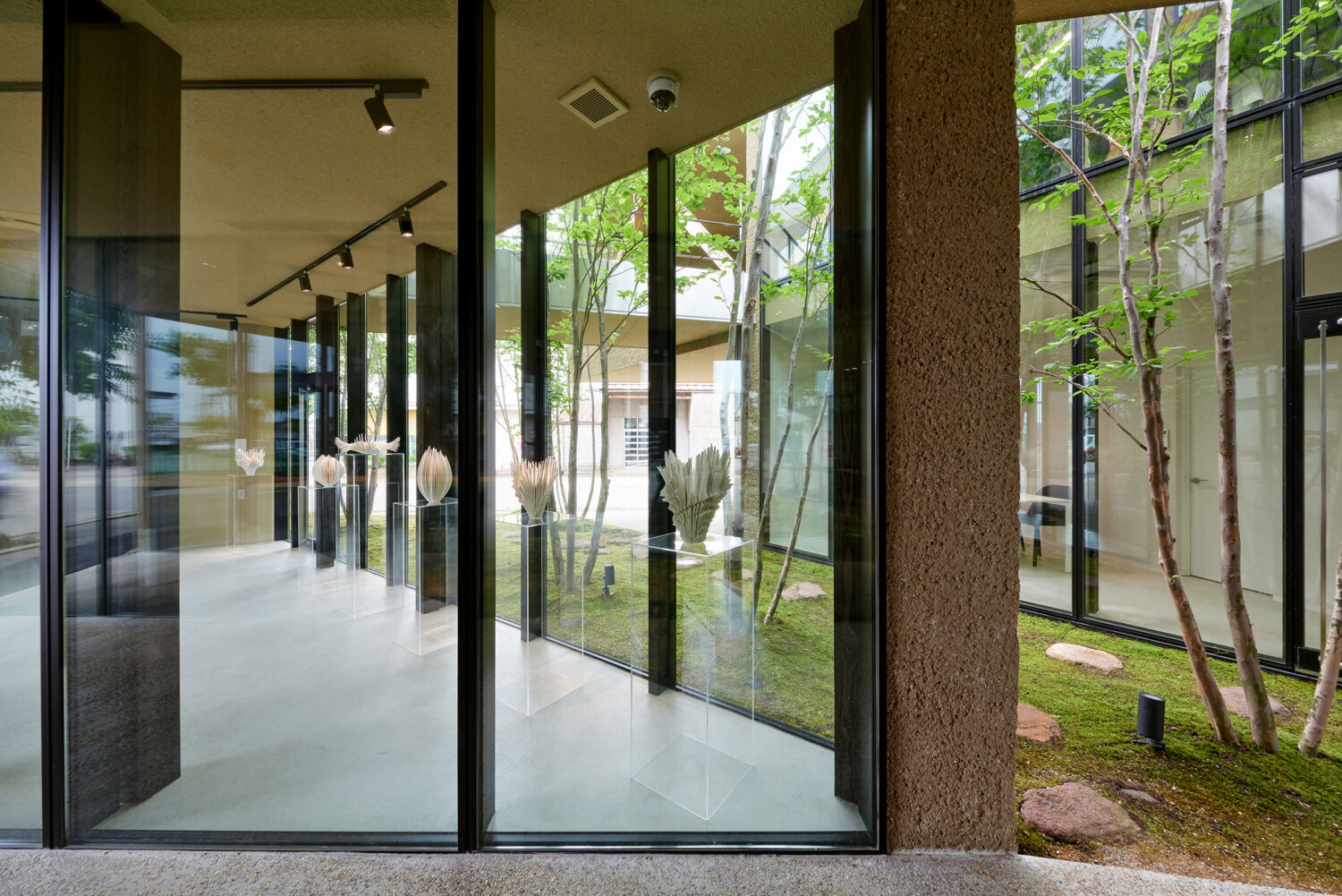 奈良祐希 / EARTHENによる、石川・金沢市の「Node Kanazawa」。カフェ等も内包する建築企業の新社屋。賑わいの創出等の地域社会への貢献も求め、周辺と繋がる“緑のミチ”と“街の ...