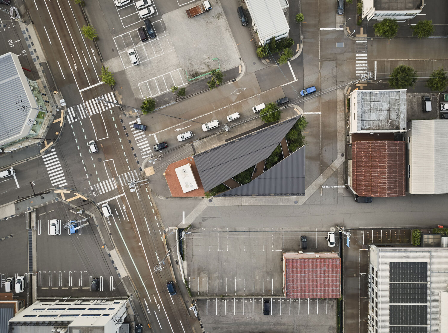 奈良祐希 / EARTHENによる、石川・金沢市の「Node Kanazawa」。カフェ等も内包する建築企業の新社屋。賑わいの創出等の地域社会への貢献も求め、周辺と繋がる“緑のミチ”と“街の ...