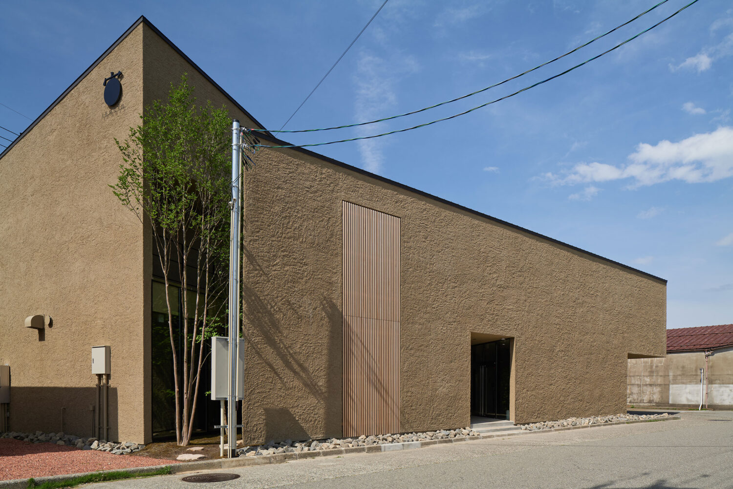 奈良祐希 / EARTHENによる、石川・金沢市の「Node Kanazawa」。カフェ等も内包する建築企業の新社屋。賑わいの創出等の地域社会への貢献も求め、周辺と繋がる“緑のミチ”と“街の ...