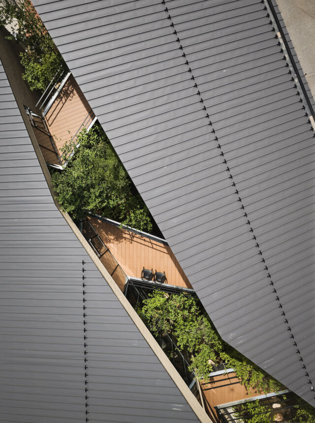 奈良祐希 / EARTHENによる、石川・金沢市の「Node Kanazawa」。カフェ等も内包する建築企業の新社屋。賑わいの創出等の地域社会への貢献も求め、周辺と繋がる“緑のミチ”と“街の ...