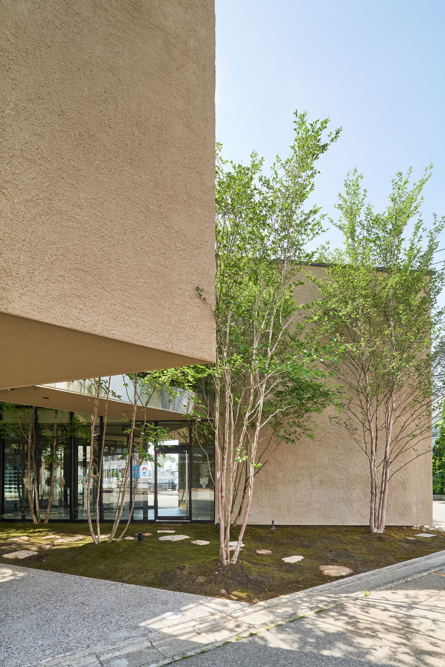 奈良祐希 / EARTHENによる、石川・金沢市の「Node Kanazawa」。カフェ等も内包する建築企業の新社屋。賑わいの創出等の地域社会への貢献も求め、周辺と繋がる“緑のミチ”と“街の ...