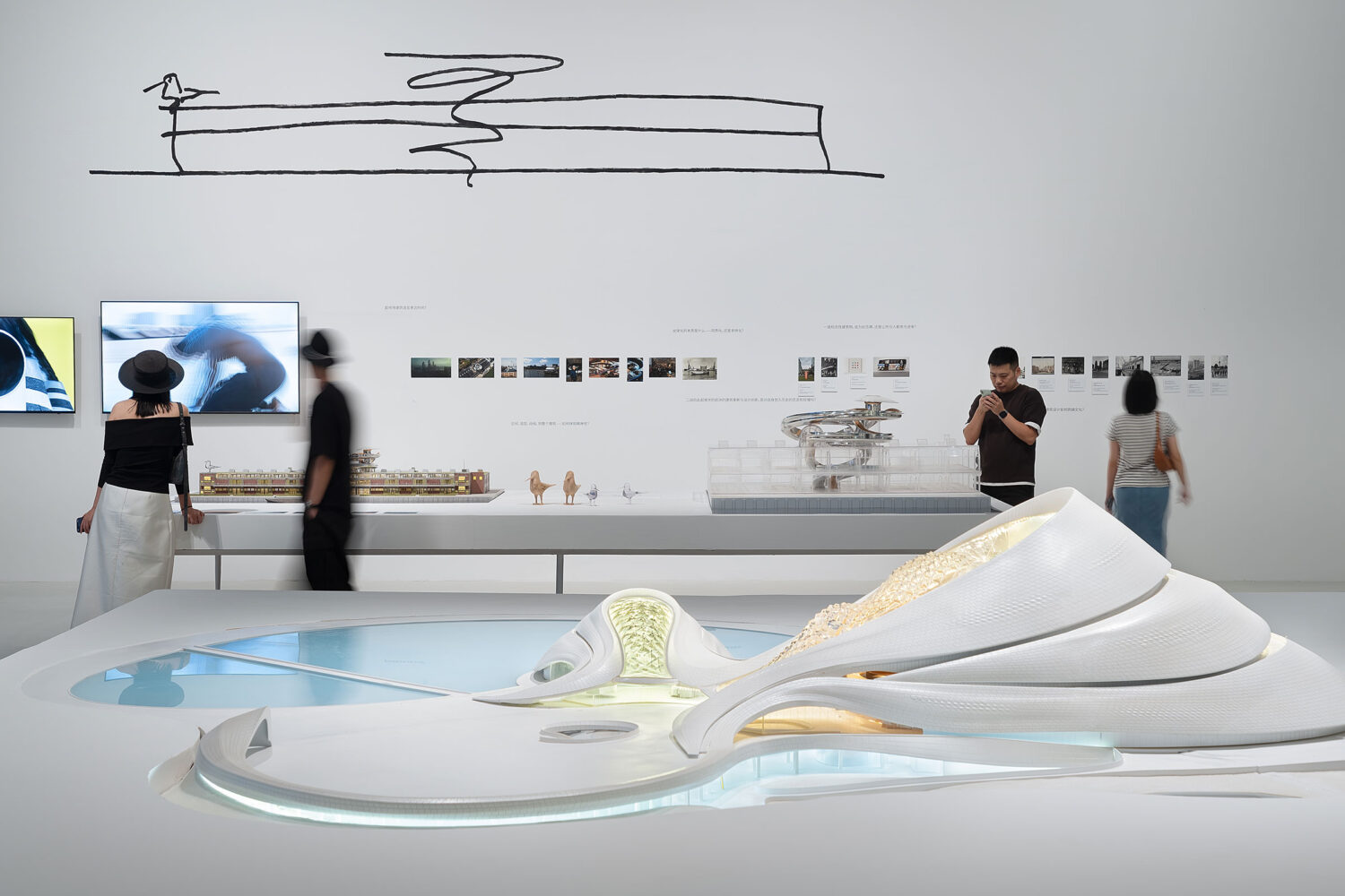 MADのマー・ヤンソンによる、建築展「Ma Yansong: Landscapes in Motion」。約20年の活動を通した研究と実践を ...