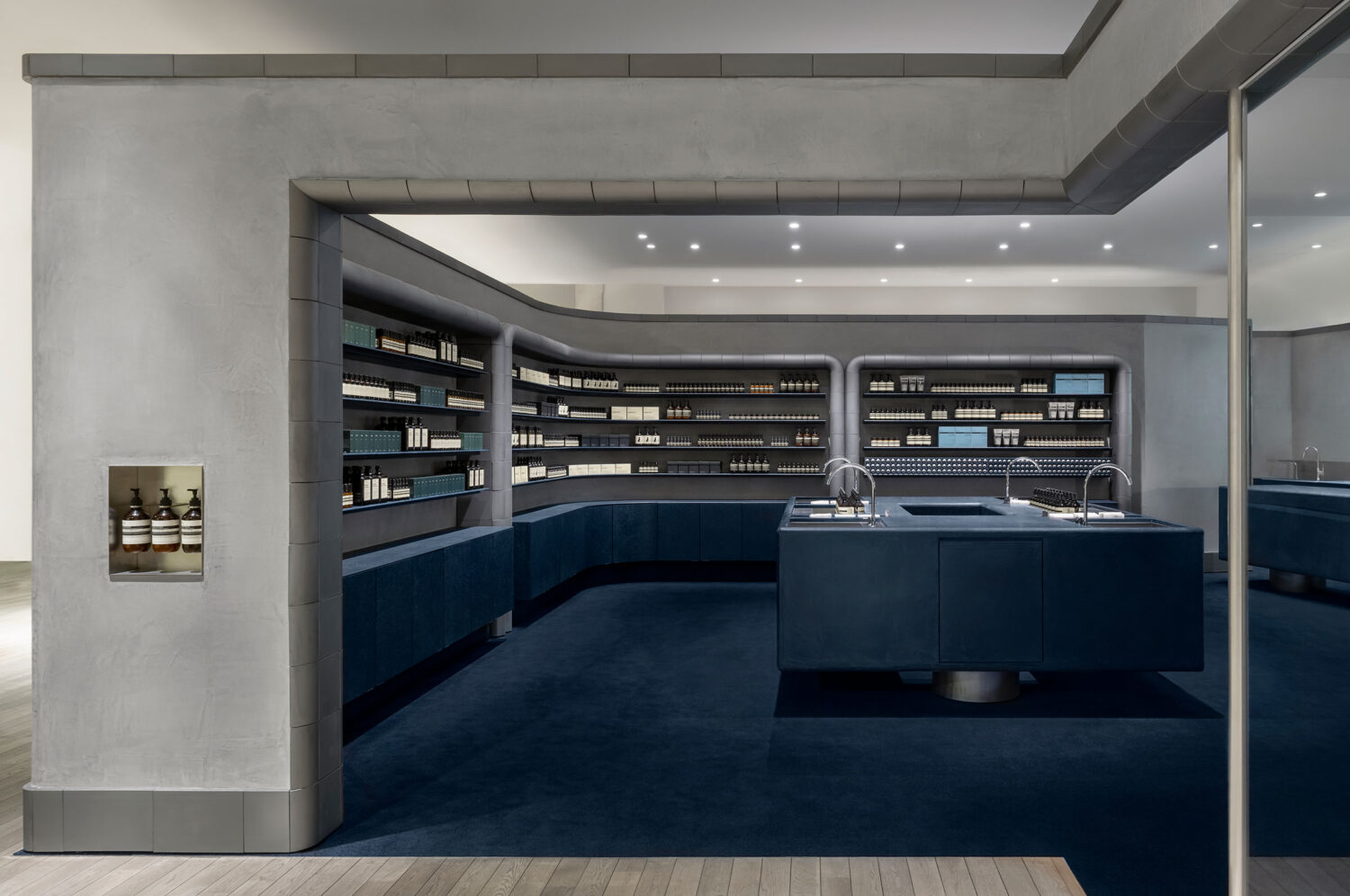 二俣公一 / ケース・リアルによる、兵庫の店舗「イソップ 神戸BAL店」。歴史ある和洋折衷建築が残る都市での計画。街の“バランス感覚”を取込ん ...