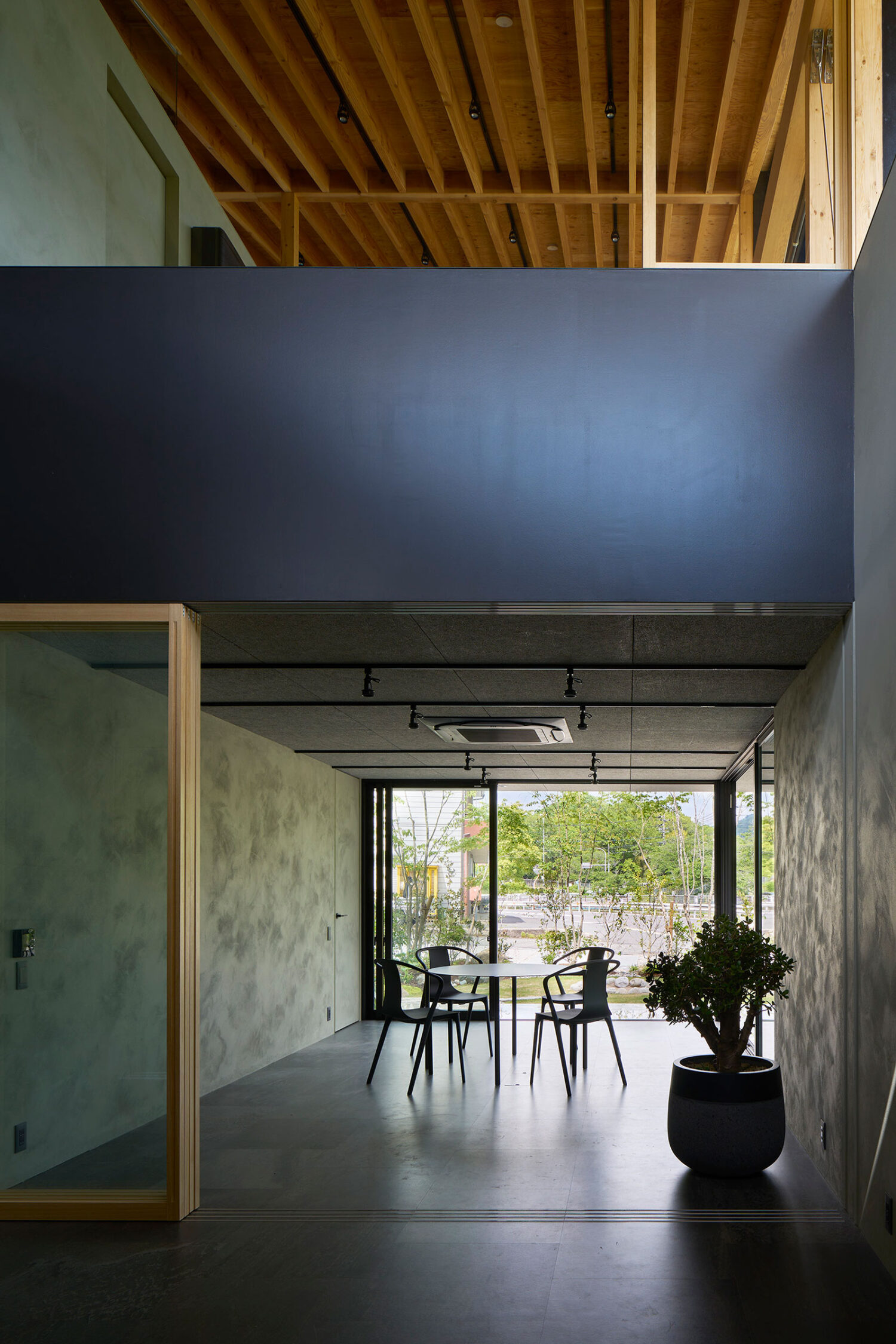小松隼人建築設計事務所による、広島・呉市の「Oshigome Base」。事務所と住宅に加え“会所”機能を持つ建築。地域に貢献する存在を求め、庭と一体となる“かつての民家の庭先”の様な“セミ ...