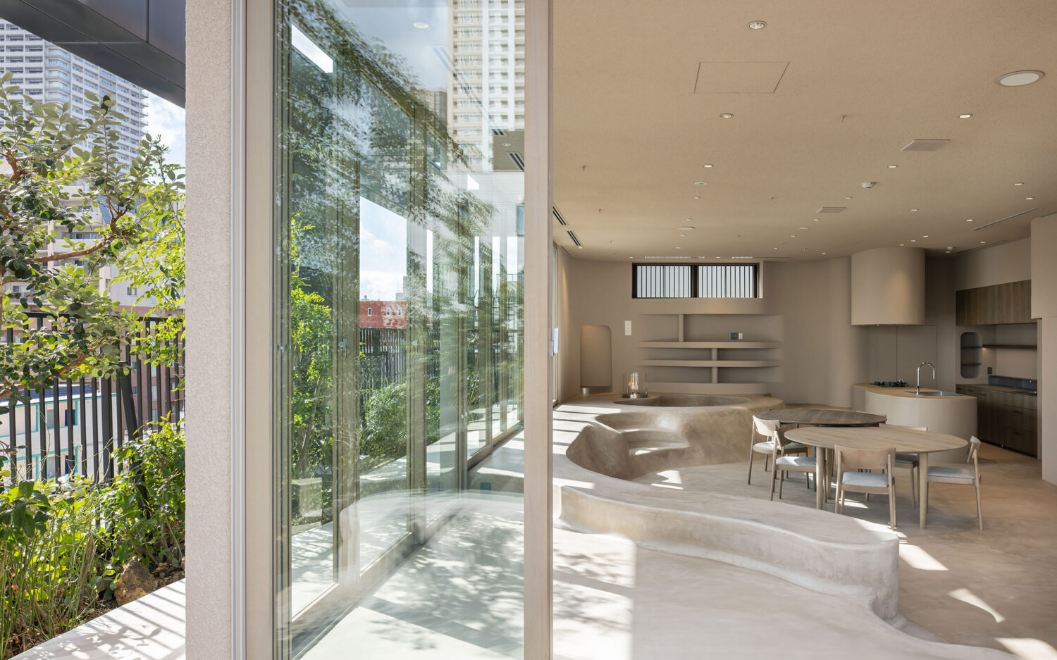 竹中和哉 / 空-KEN design officeによる、大阪市の、多目的スペース「ソソラソウ」。企業ビルの最上階の一角にある交流と発信の場。与件の屋外からのアクセスを活かし、内外も繋げる ...