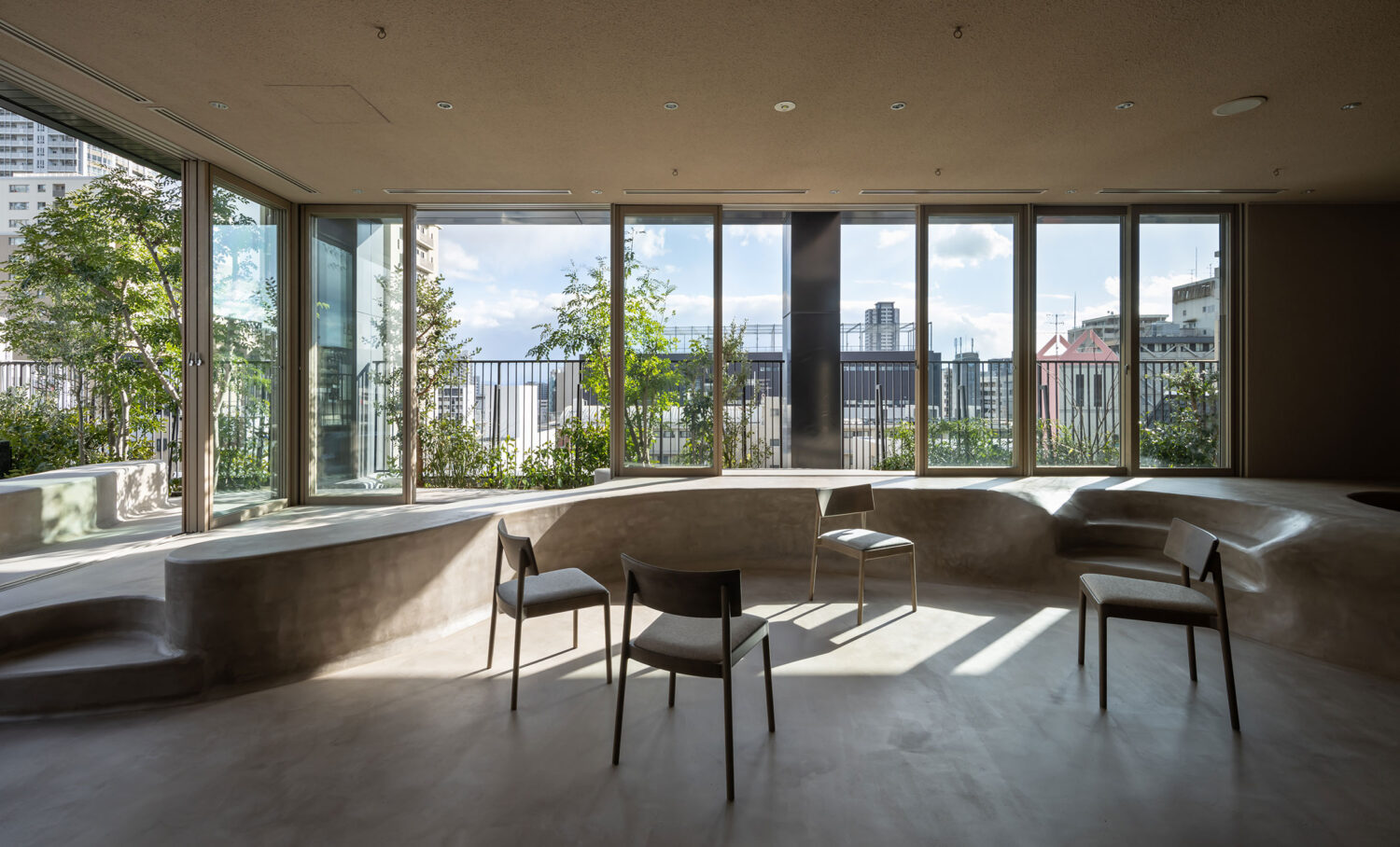 竹中和哉 / 空-KEN design officeによる、大阪市の、多目的スペース「ソソラソウ」。企業ビルの最上階の一角にある交流と発信の場。与件の屋外からのアクセスを活かし、内外も繋げる ...