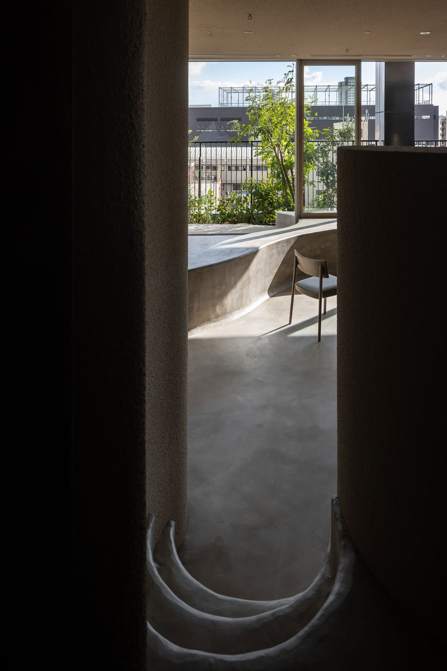 竹中和哉 / 空-KEN design officeによる、大阪市の、多目的スペース「ソソラソウ」。企業ビルの最上階の一角にある交流と発信の場。与件の屋外からのアクセスを活かし、内外も繋げる ...